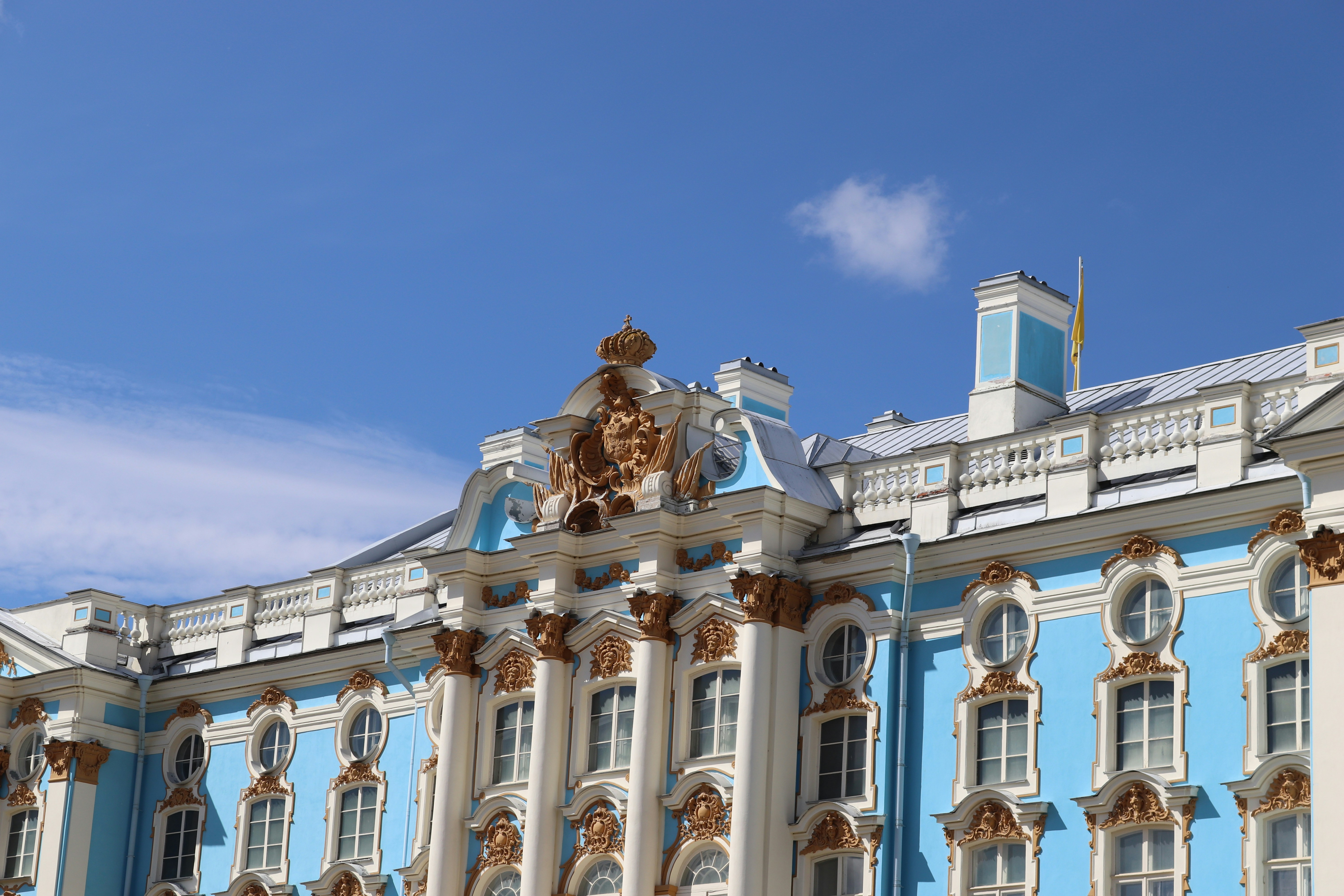 Un bâtiment bleu et blanc avec une tour de l’horloge photo – Photo Bleu ...