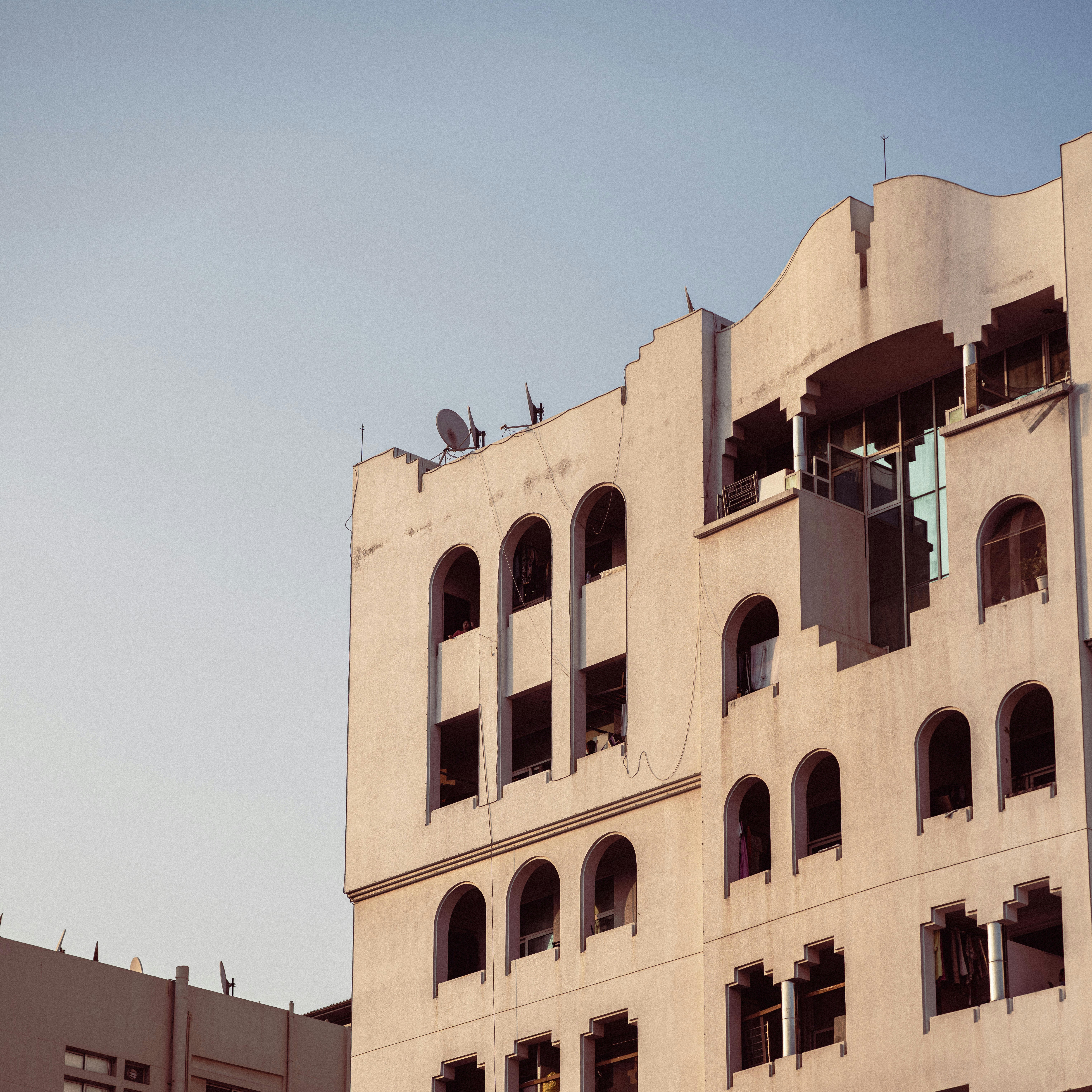 A tall building with a bunch of windows photo – Free Dubai - united ...