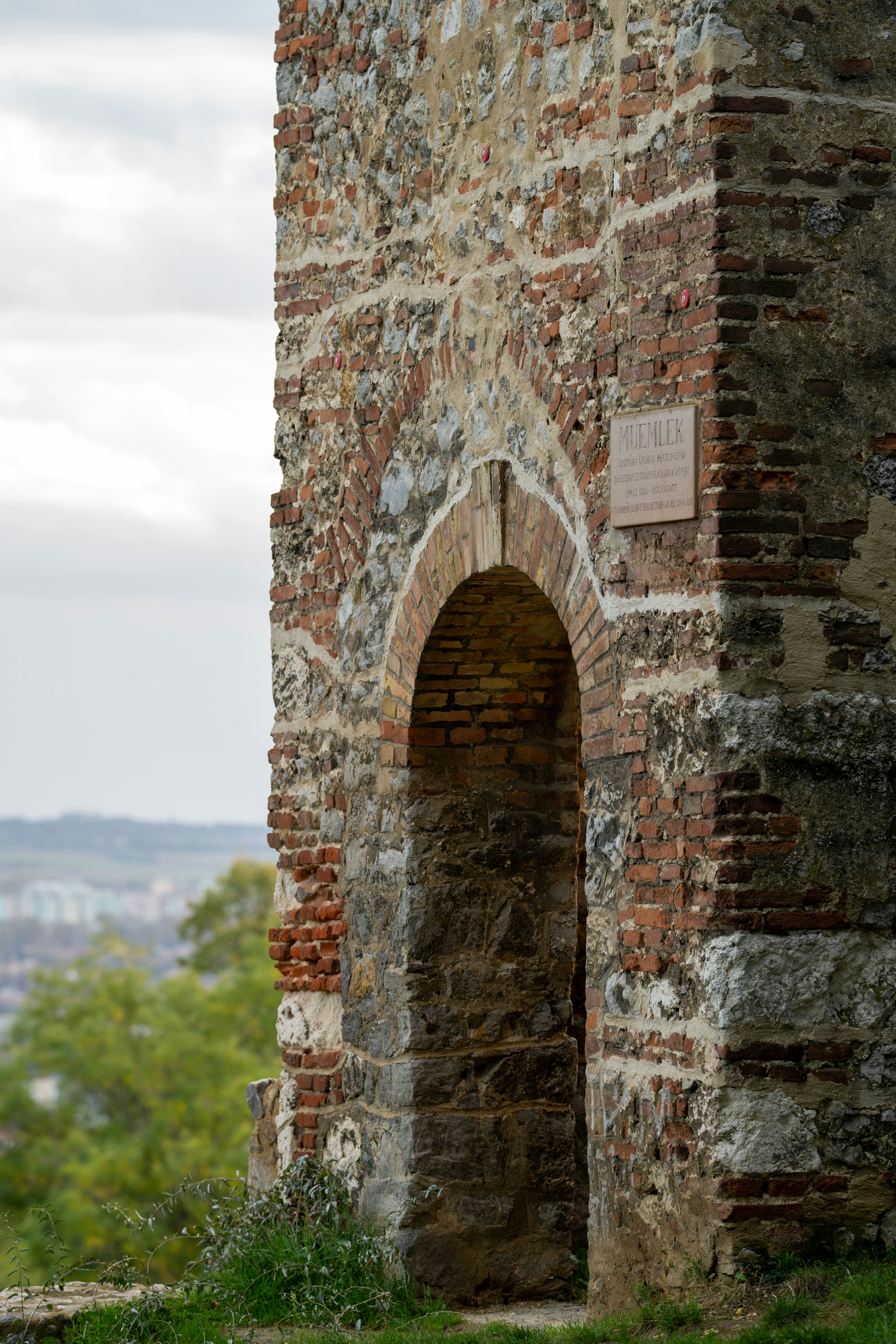 Un vieux bâtiment en brique avec une arche en pierre photo – Photo ...