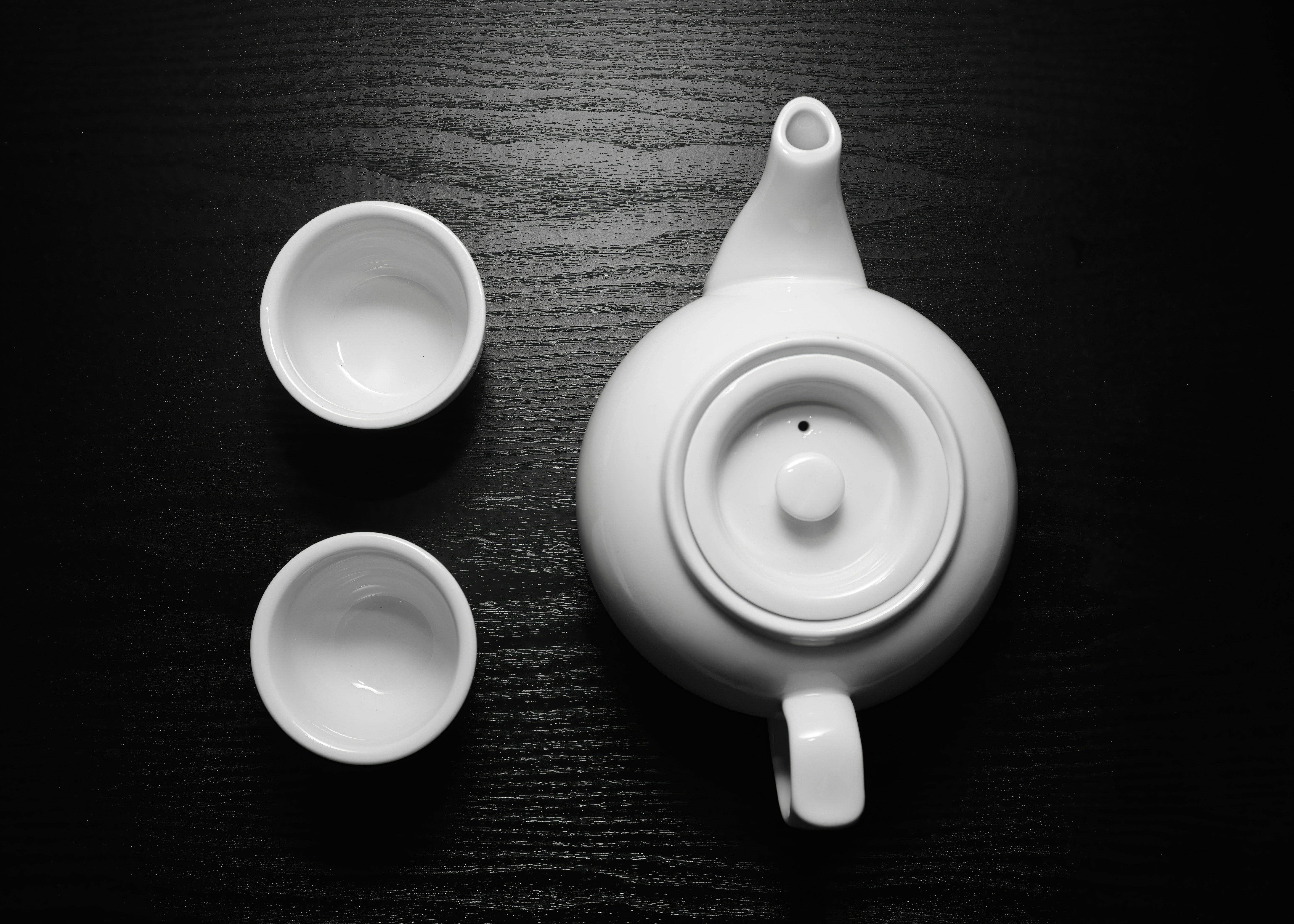 A black and white photo of a tea set photo – Free Teapot Image on Unsplash