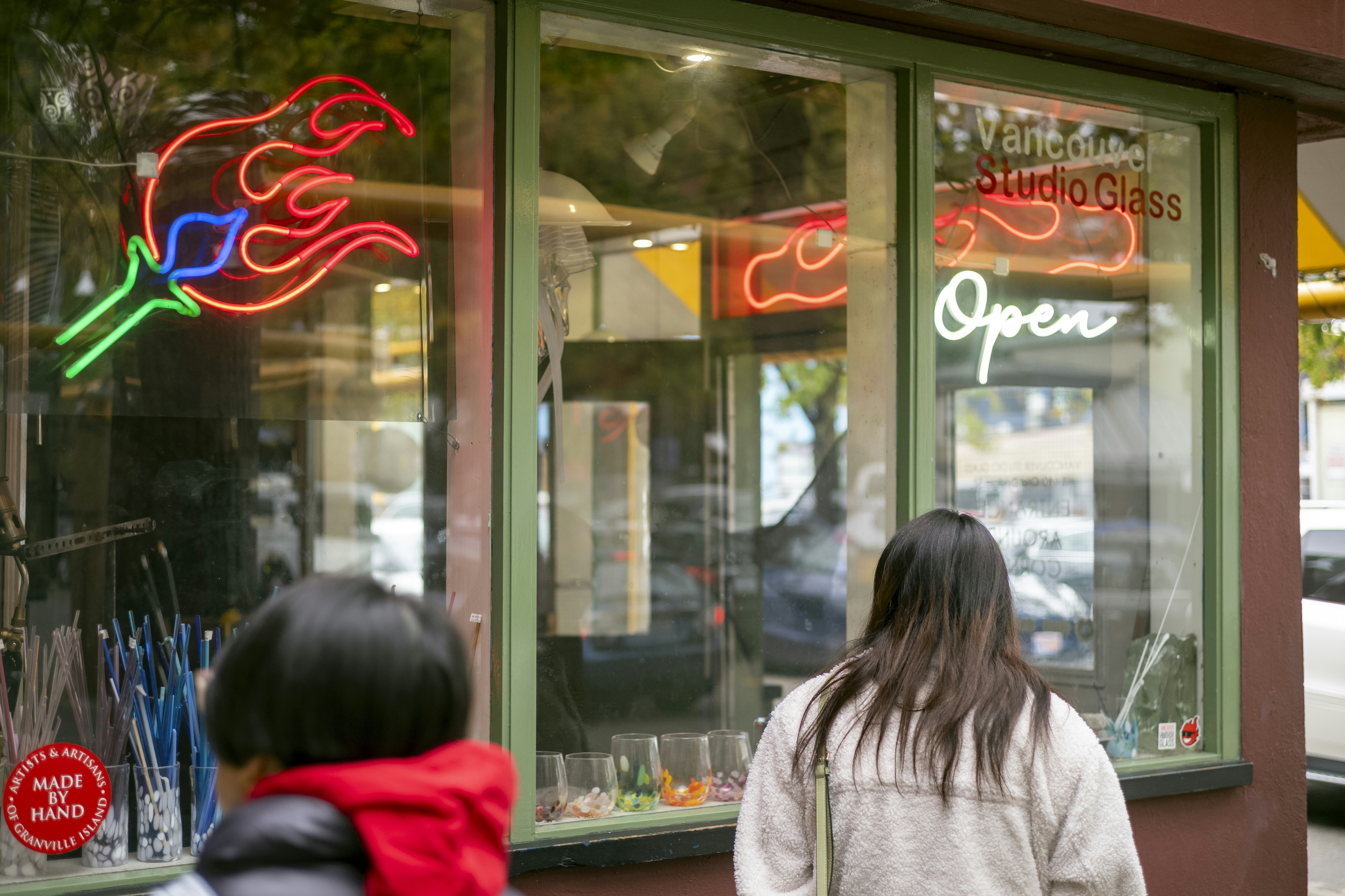 Open Neon in a Glassfront Studio: Quiet Footfalls and Colorful Reflections