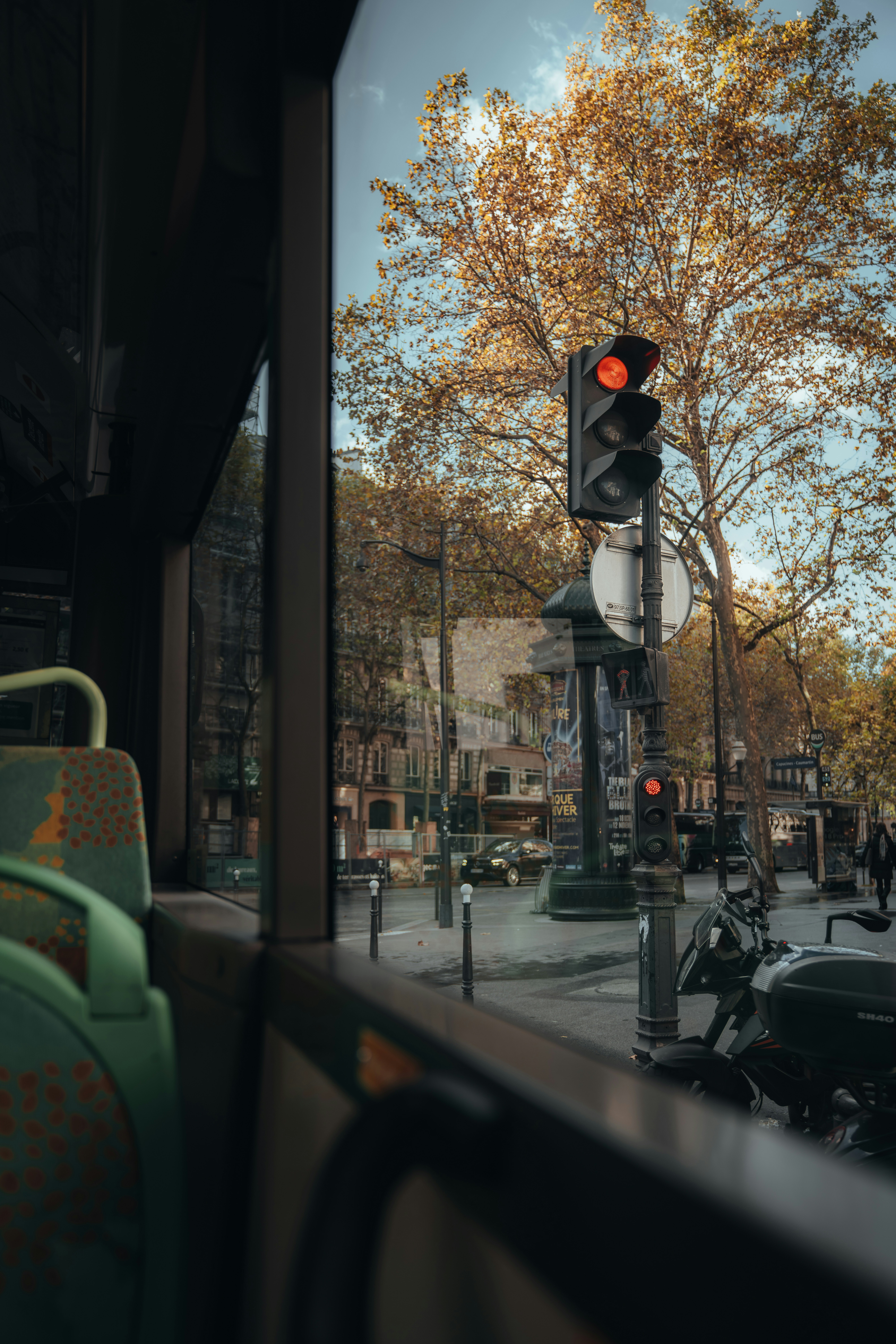 A red traffic light sitting on the side of a road photo – Free Paris ...
