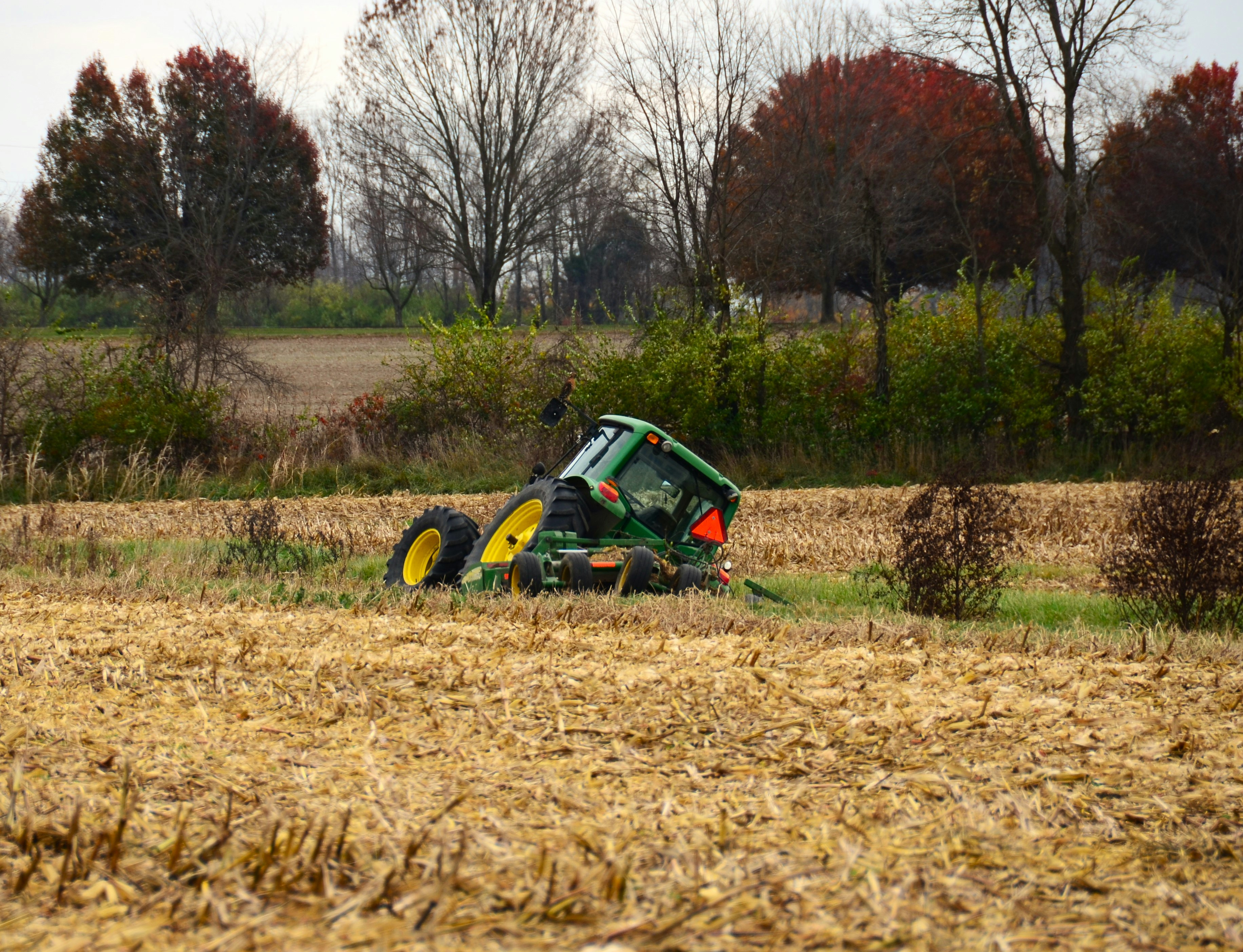 Foto zum Thema Ein Traktor fährt durch ein Heufeld – Kostenloses Bild ...