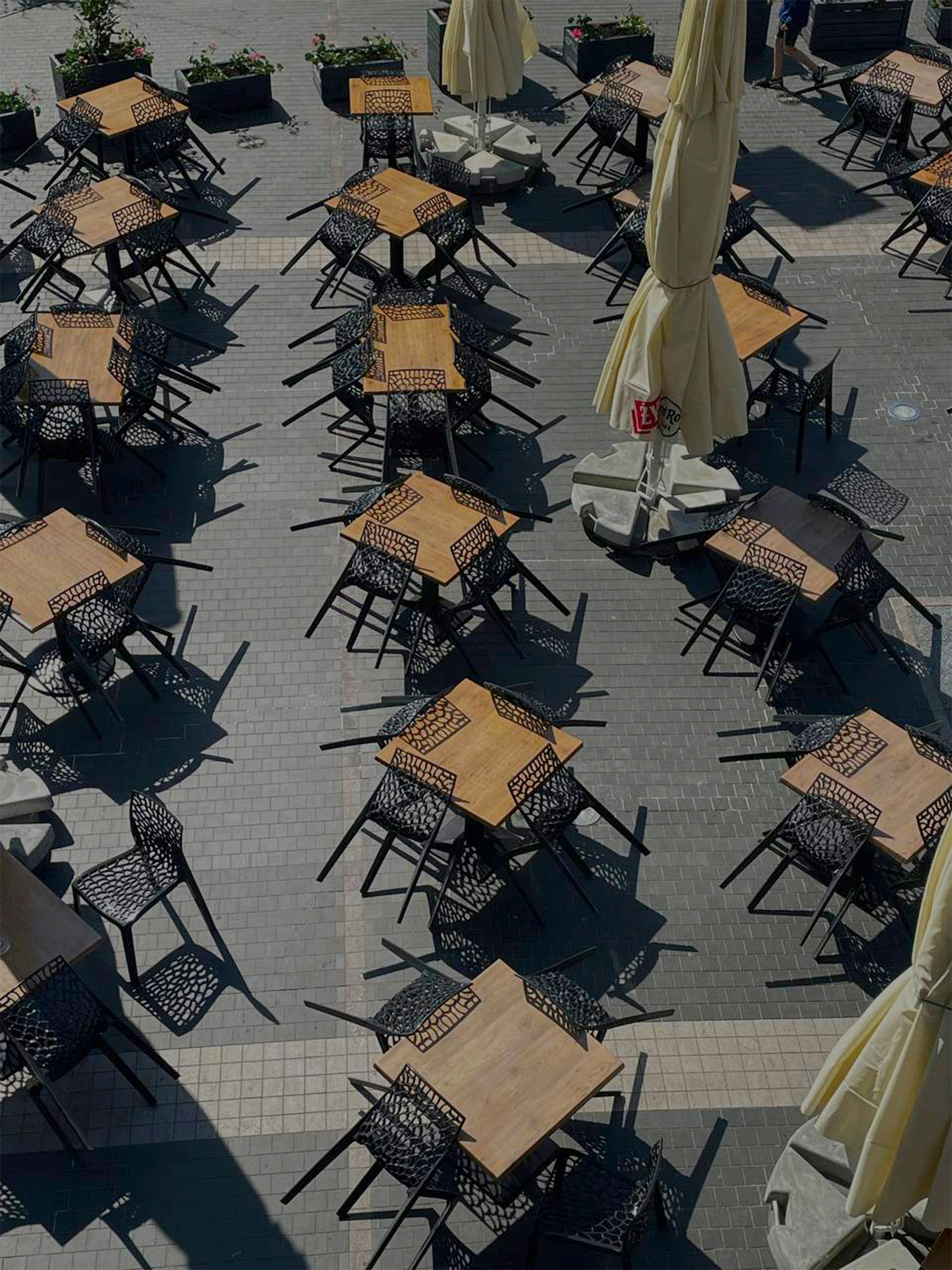 A bunch of tables and chairs with umbrellas photo – Free Restaurant ...