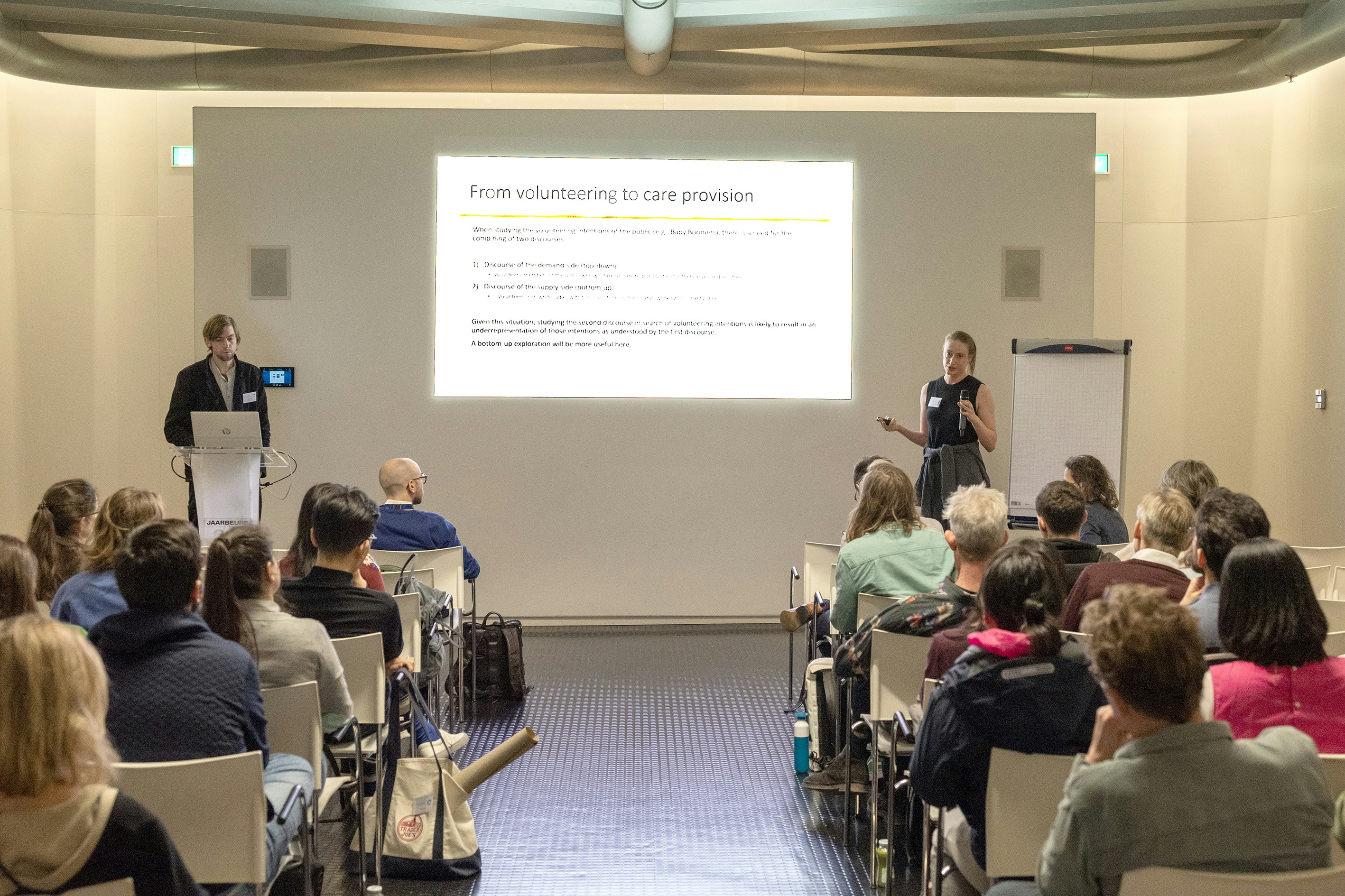 A woman giving a presentation to a group of people photo – Free Human ...