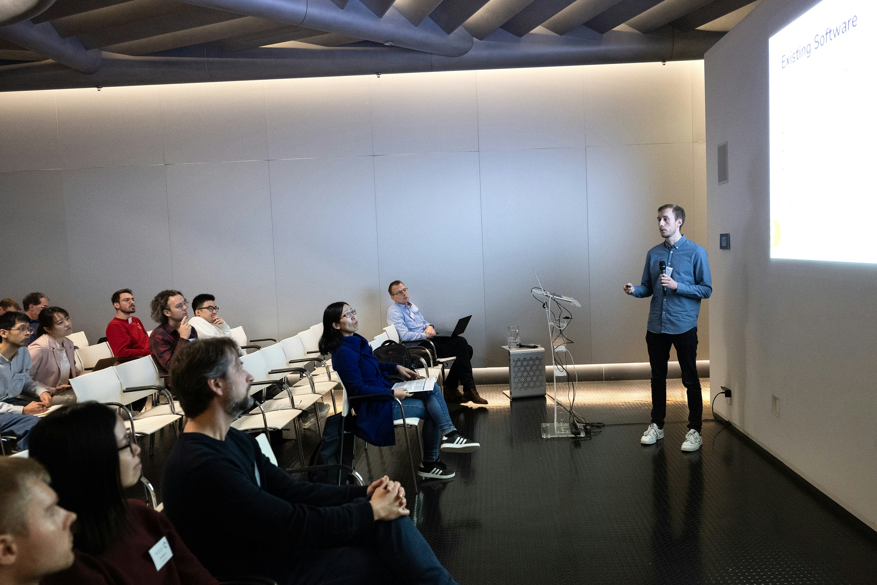 A man giving a presentation to a group of people photo – Free Human ...