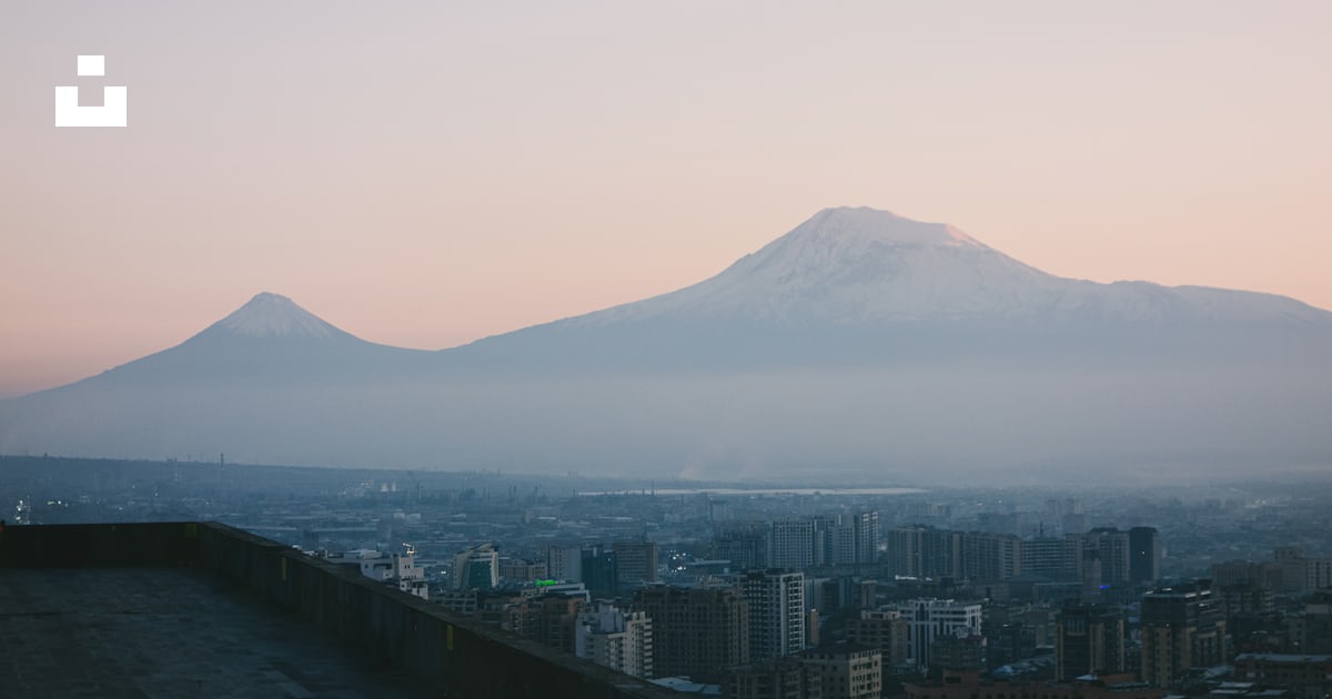 山を背景にした街の風景の写真 Unsplashの無料エレバン写真
