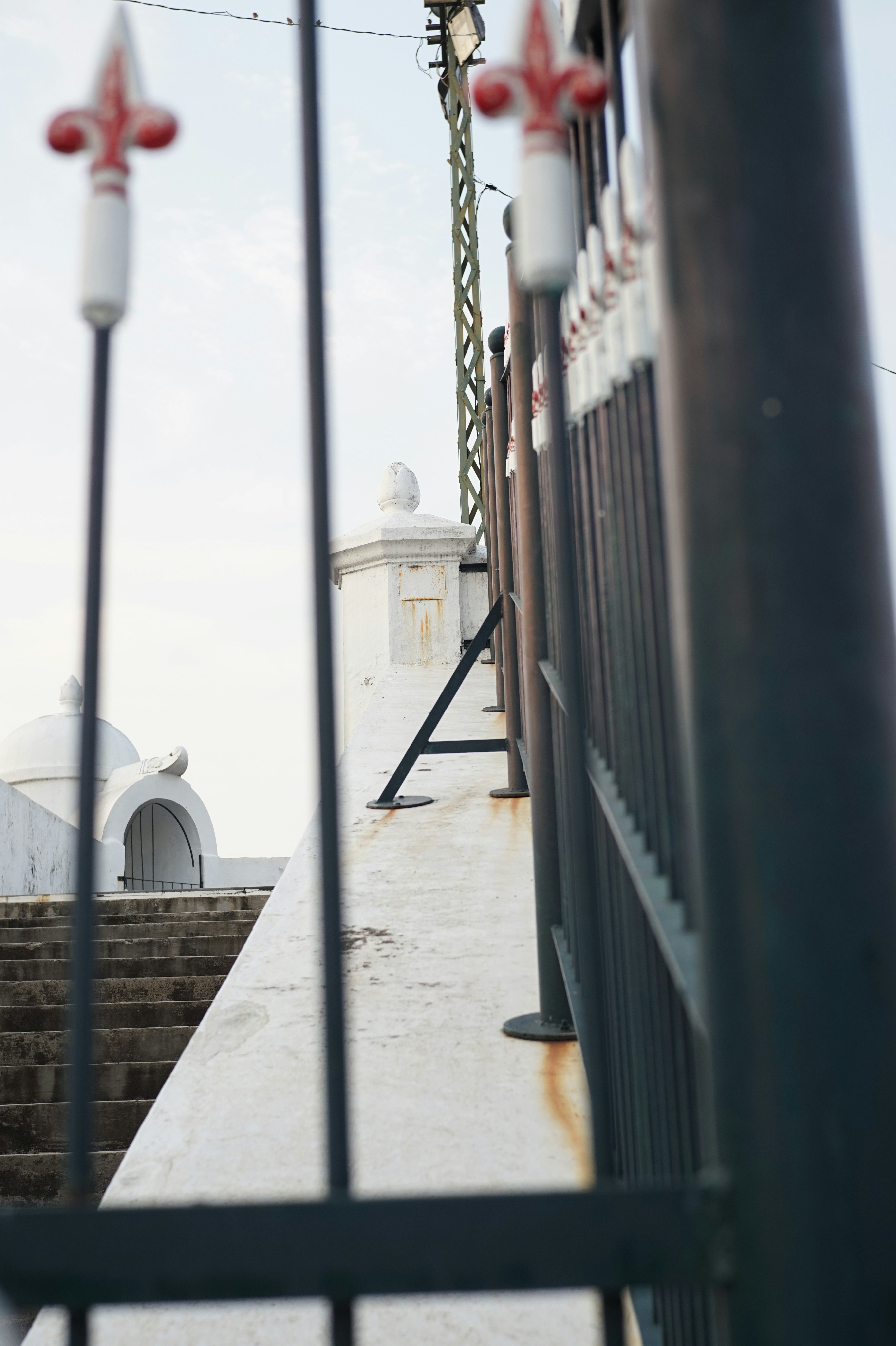 Between Rails: Rooftop Corridor Toward a Quiet White Dome