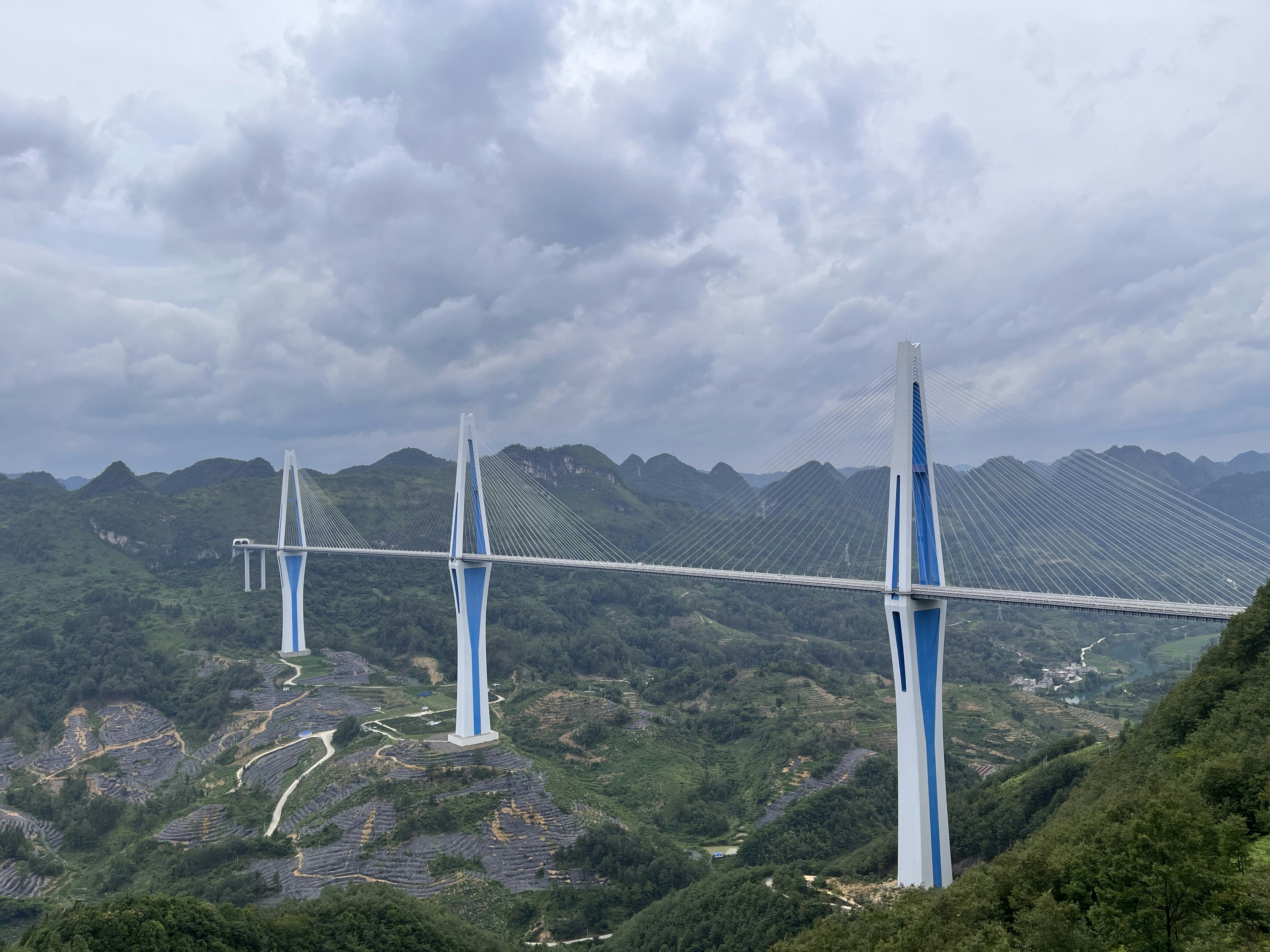 A very tall bridge over a lush green hillside photo – Free 平塘特大桥 Image ...