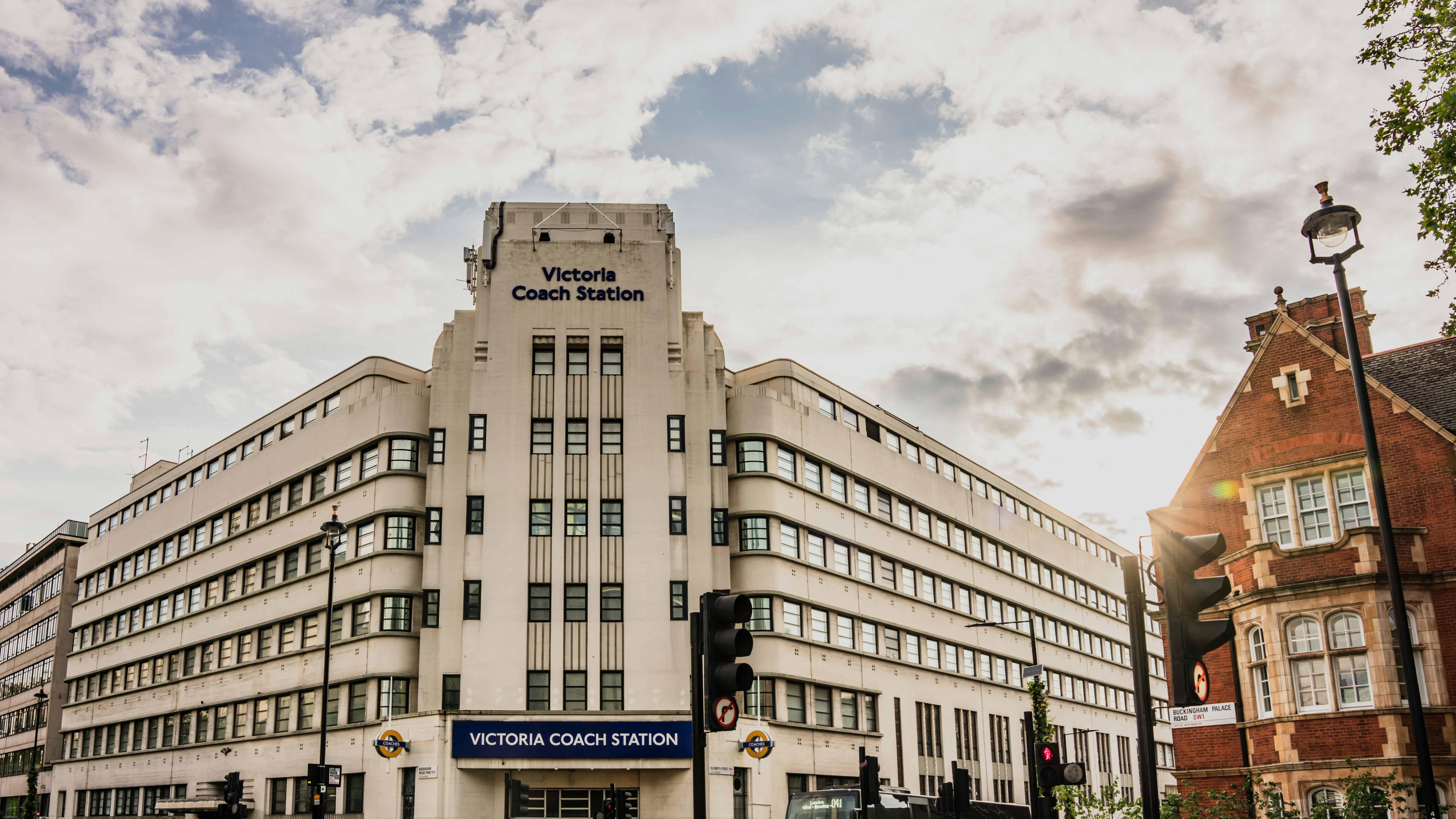 Un grande edificio bianco seduto all'angolo di una strada foto – UK ...