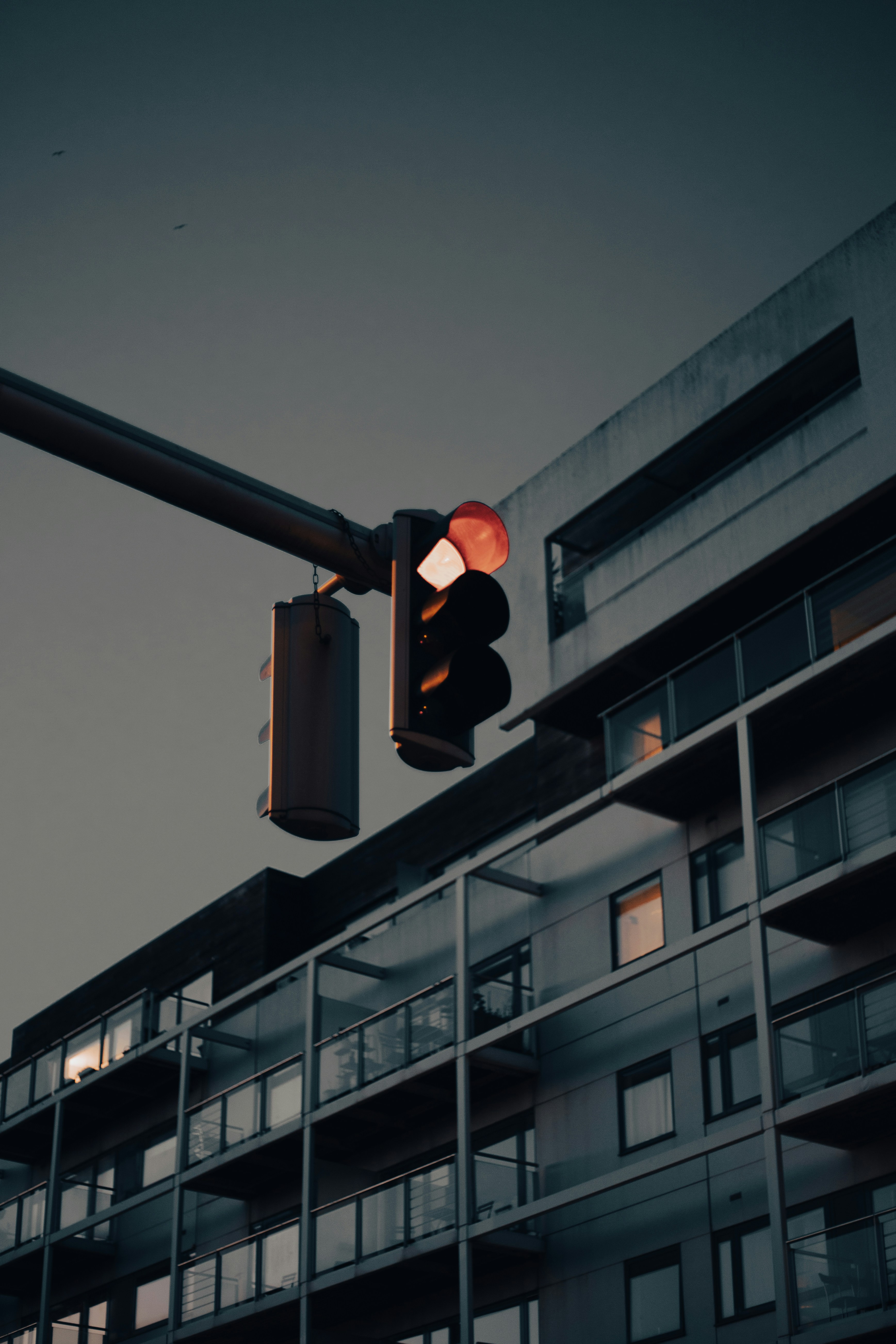 A traffic light in front of a tall building photo – Free Light Image on ...
