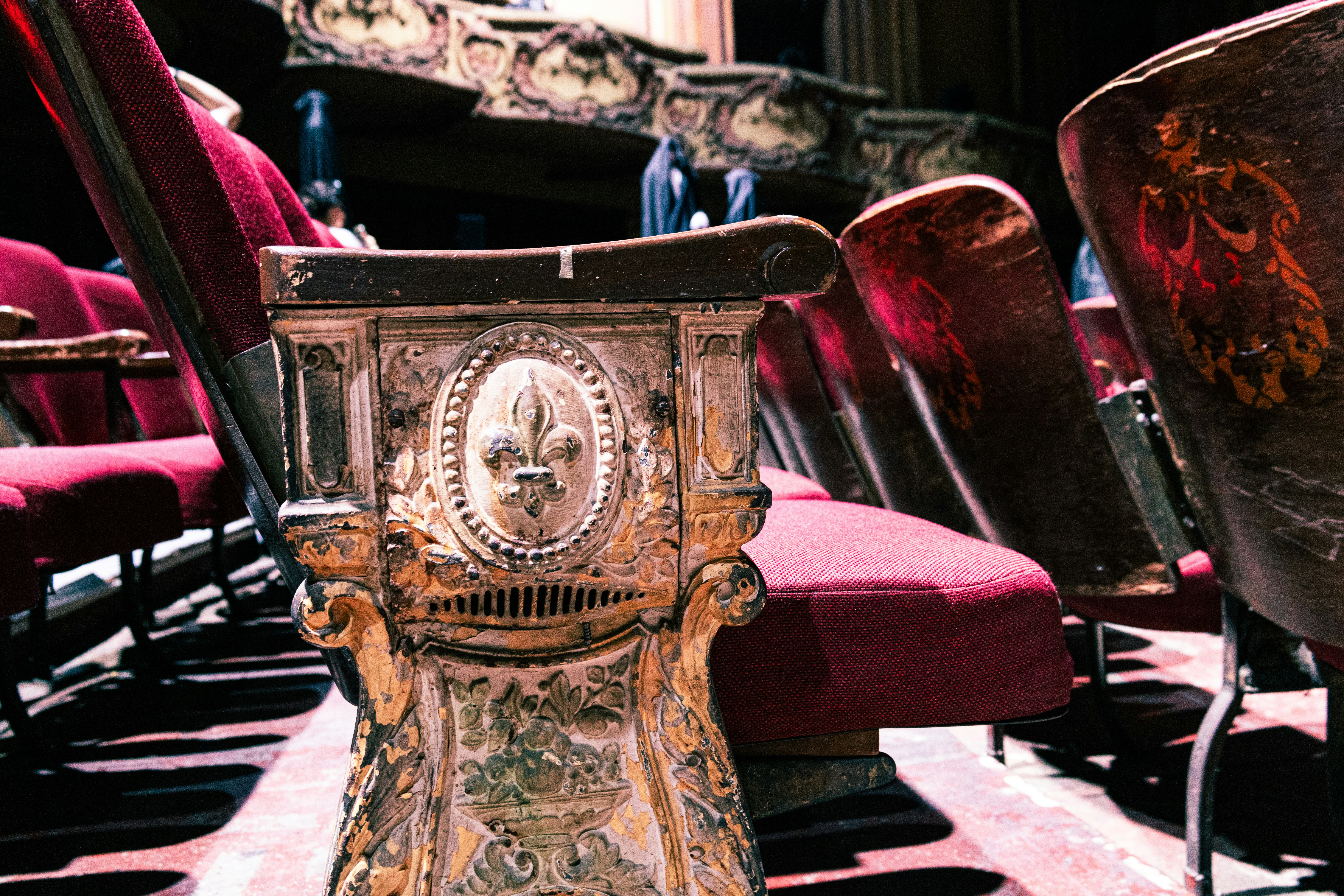 A bunch of chairs that are sitting next to each other photo – Free Los ...