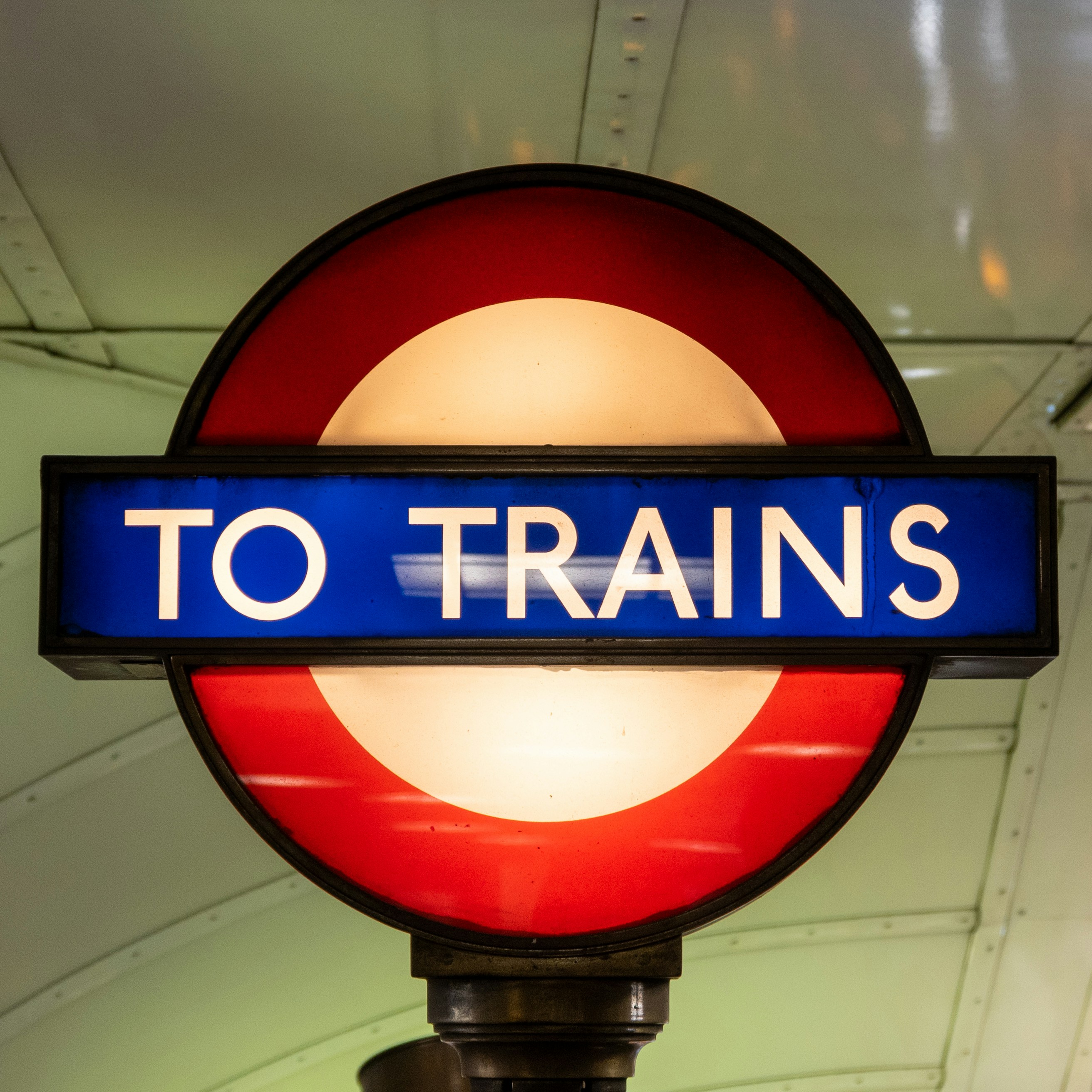 A sign that says to trains on it photo – Free London Image on Unsplash