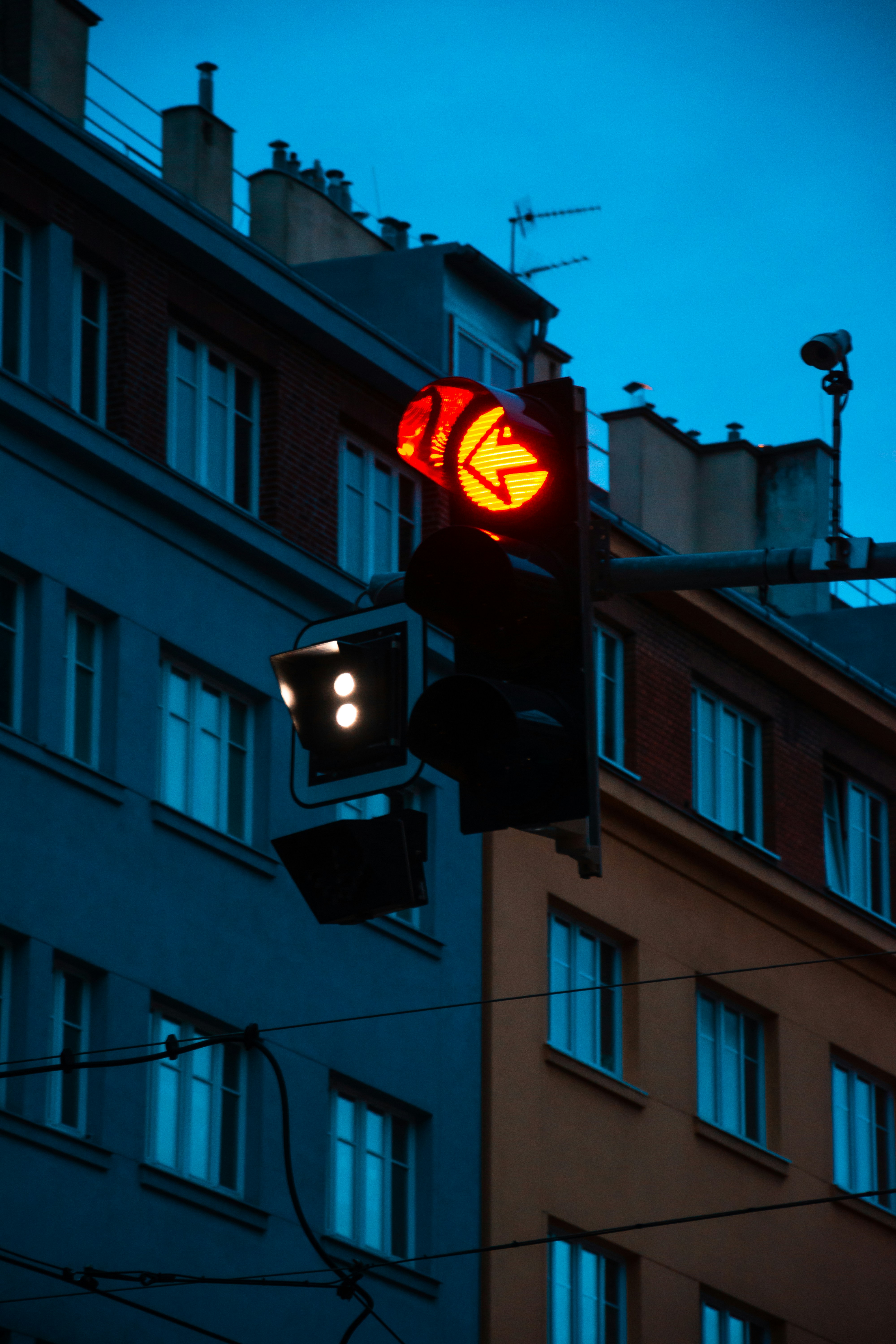 A traffic light in front of a tall building photo – Free Prag Image on ...