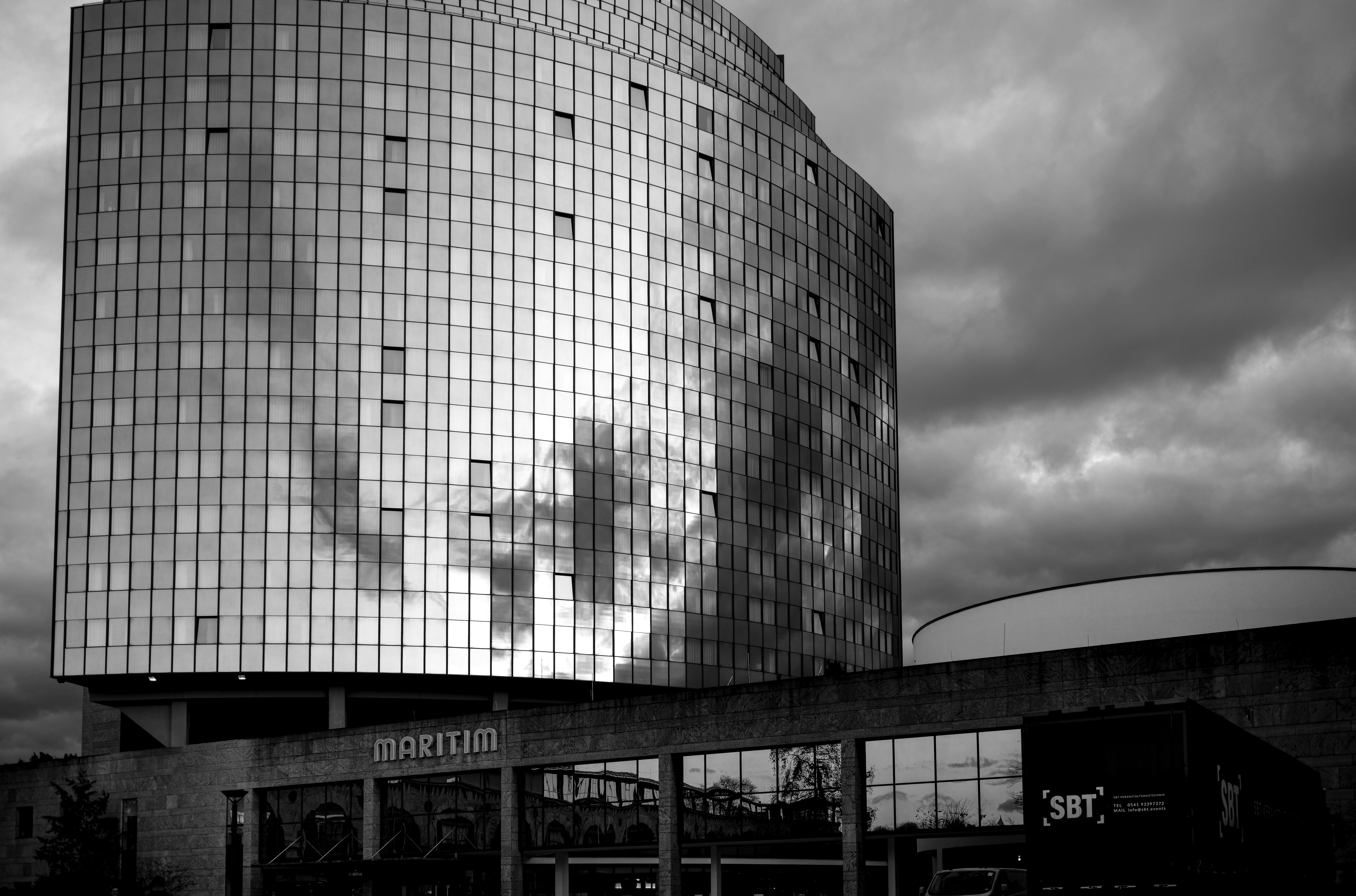 Cloud-Reflected Glass: A Curved Facade Embracing the Light