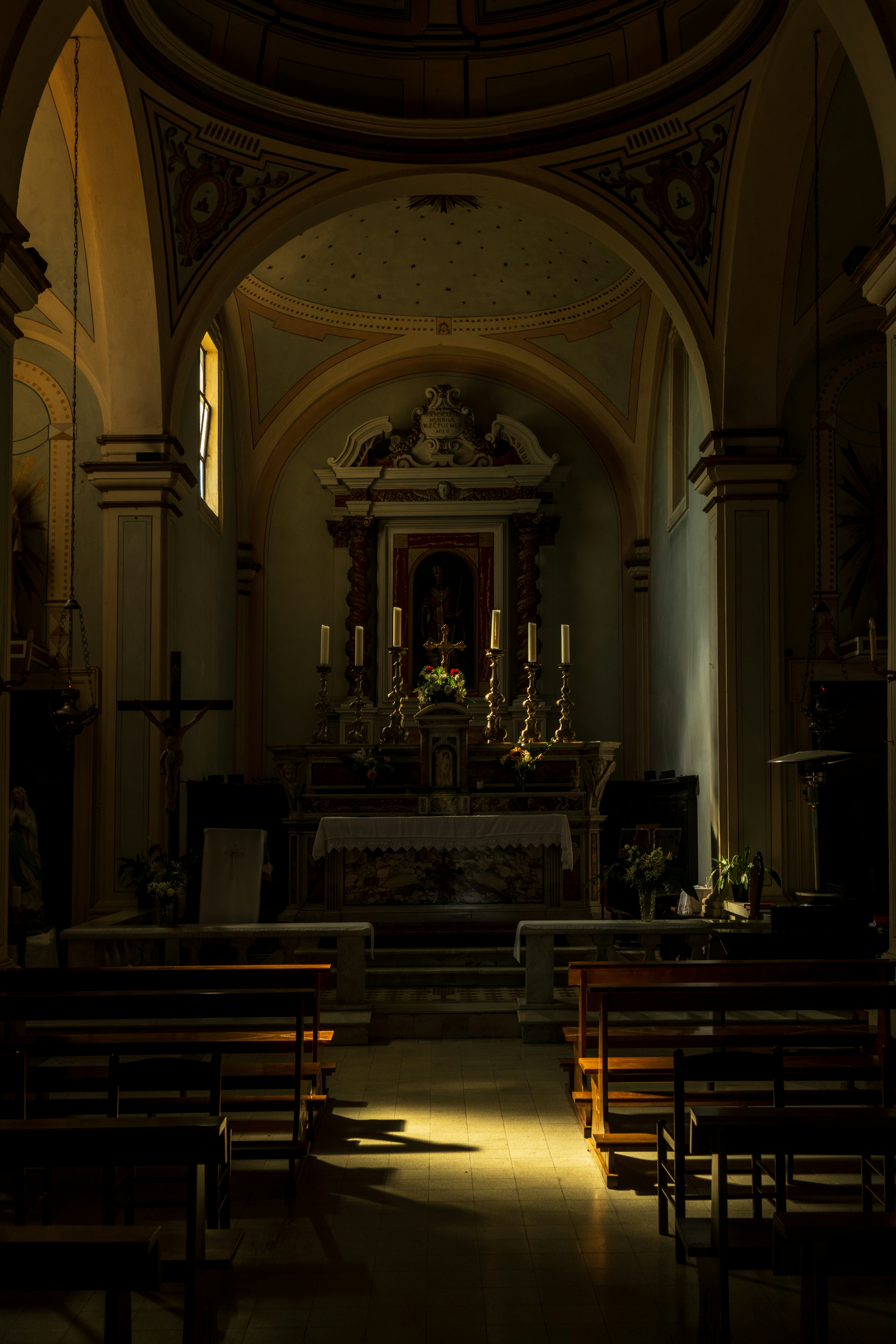 A dimly lit church with pews and a alter photo – Free Marliana Image on ...