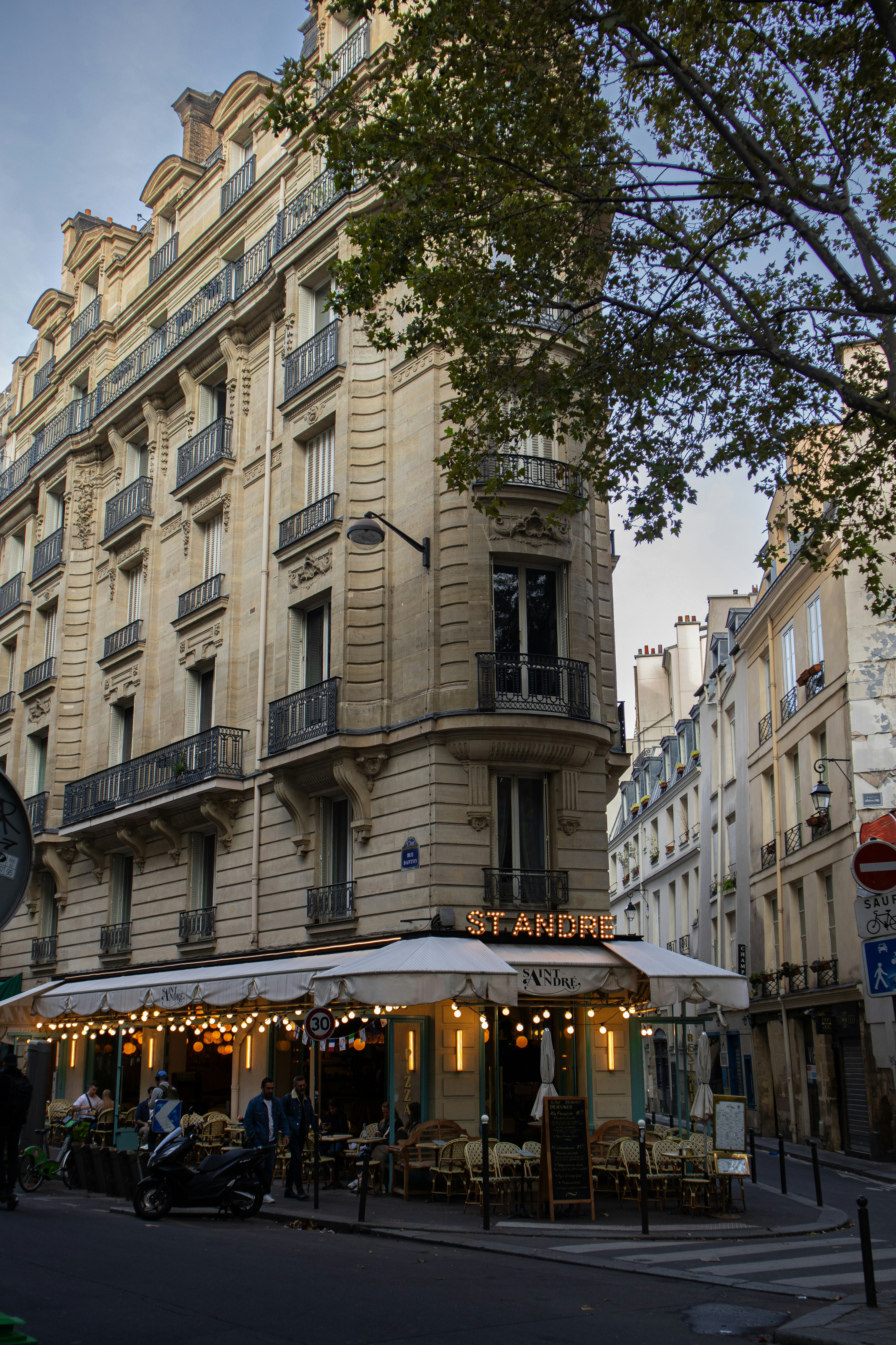 Un coin de rue avec un bâtiment et un café photo – Photo Paris Gratuite ...