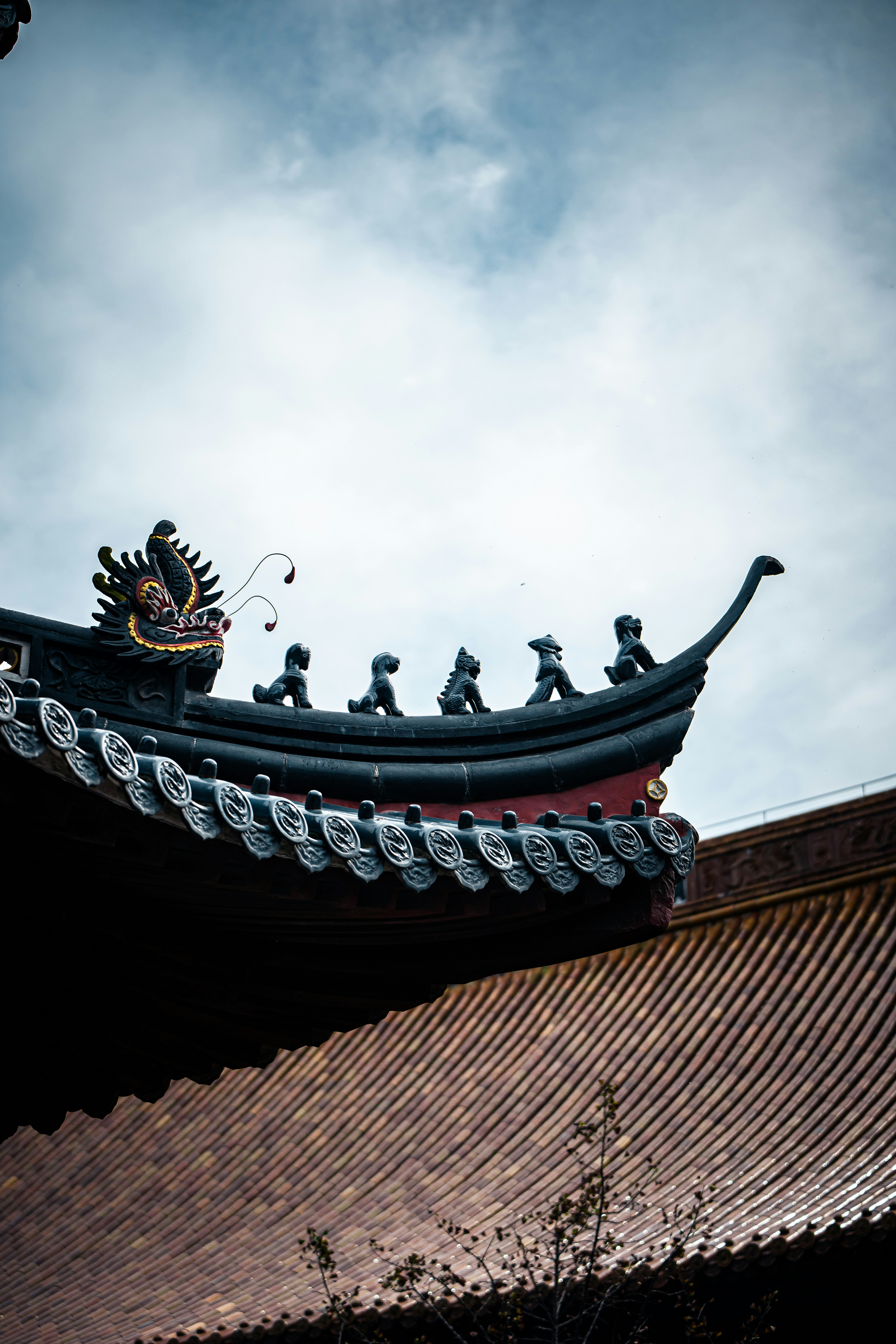 The roof of a building with a sky background photo – Free Buildings ...