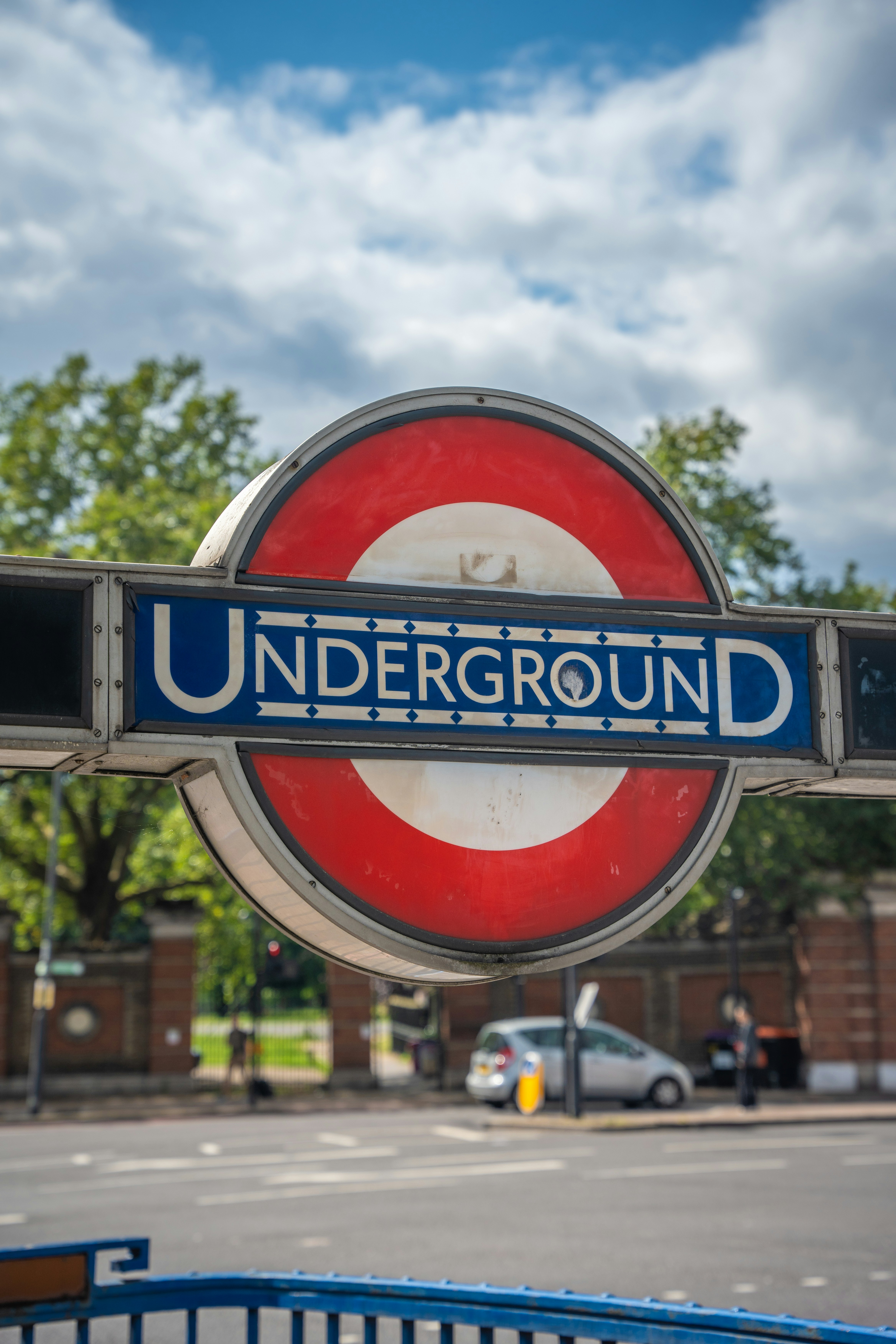 A sign for underground on a city street photo – Free Uk Image on Unsplash