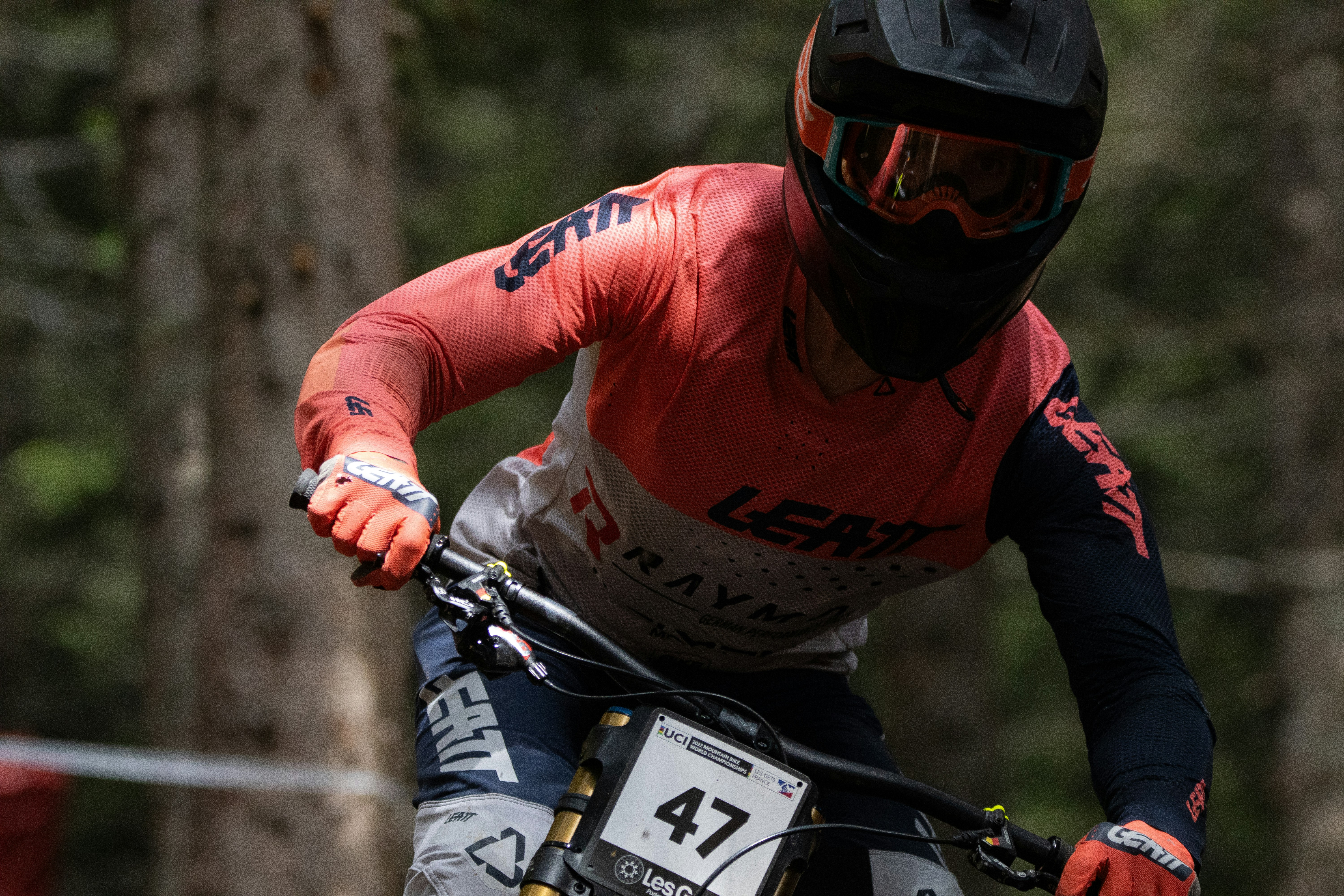 Un hombre montando en bicicleta por un camino de tierra foto – Imagen ...