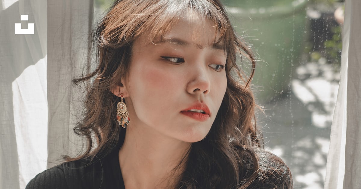 검은 상의와 빨간 치마를 입은 여자 사진 Unsplash의 무료 초상 이미지
