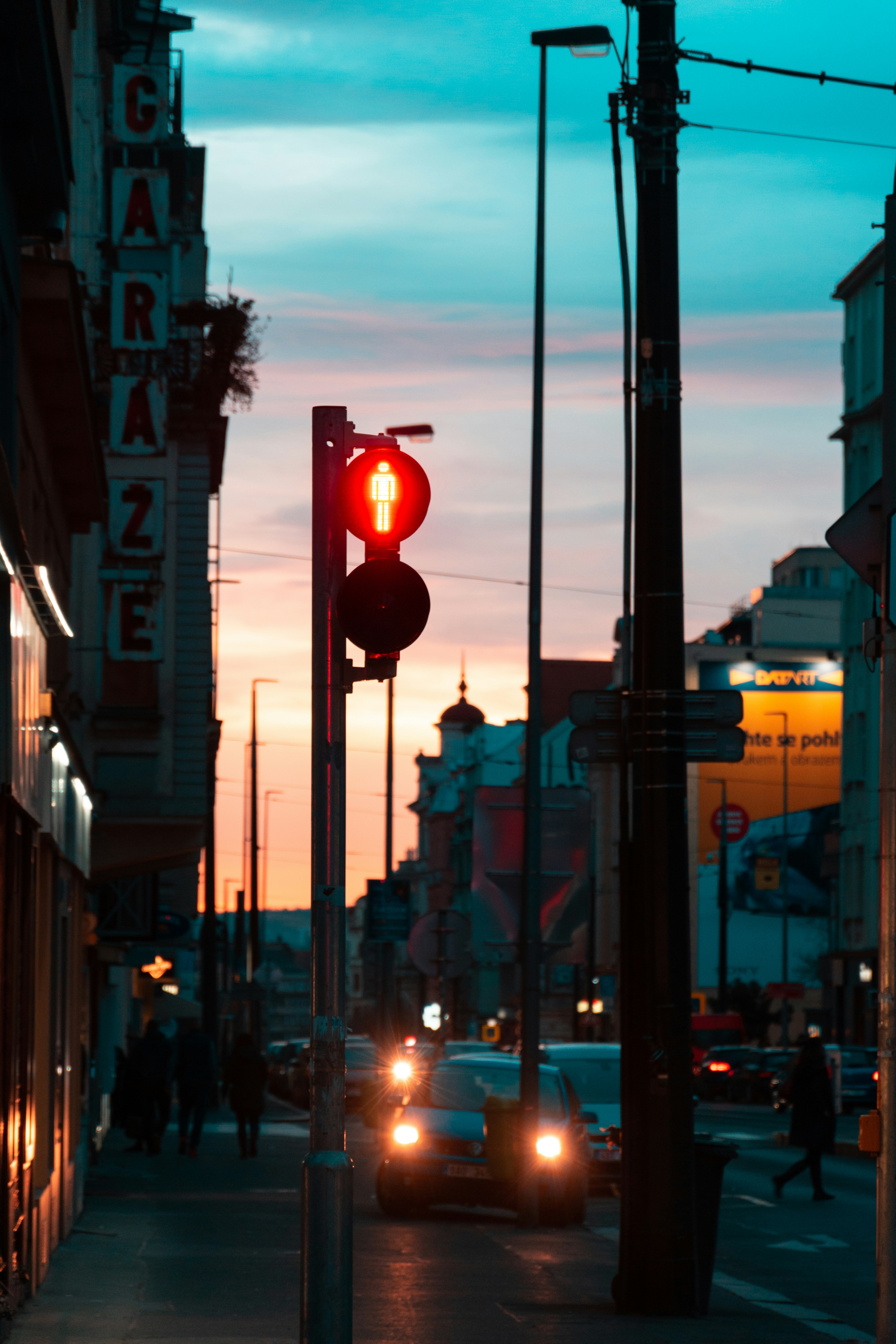 A red traffic light sitting on the side of a road photo – Free Prag ...