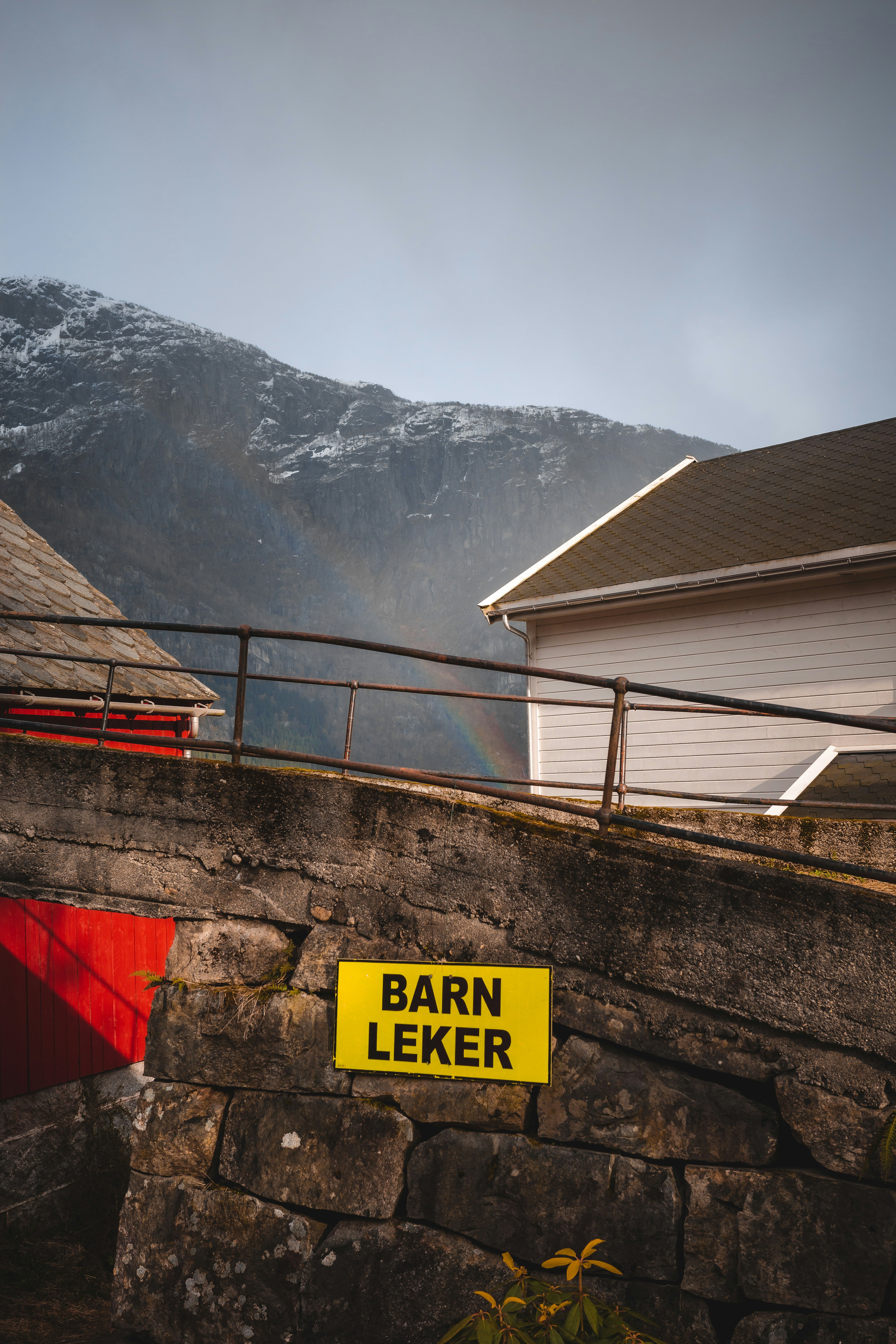 A sign on the side of a building that says barn leker photo – Free ...