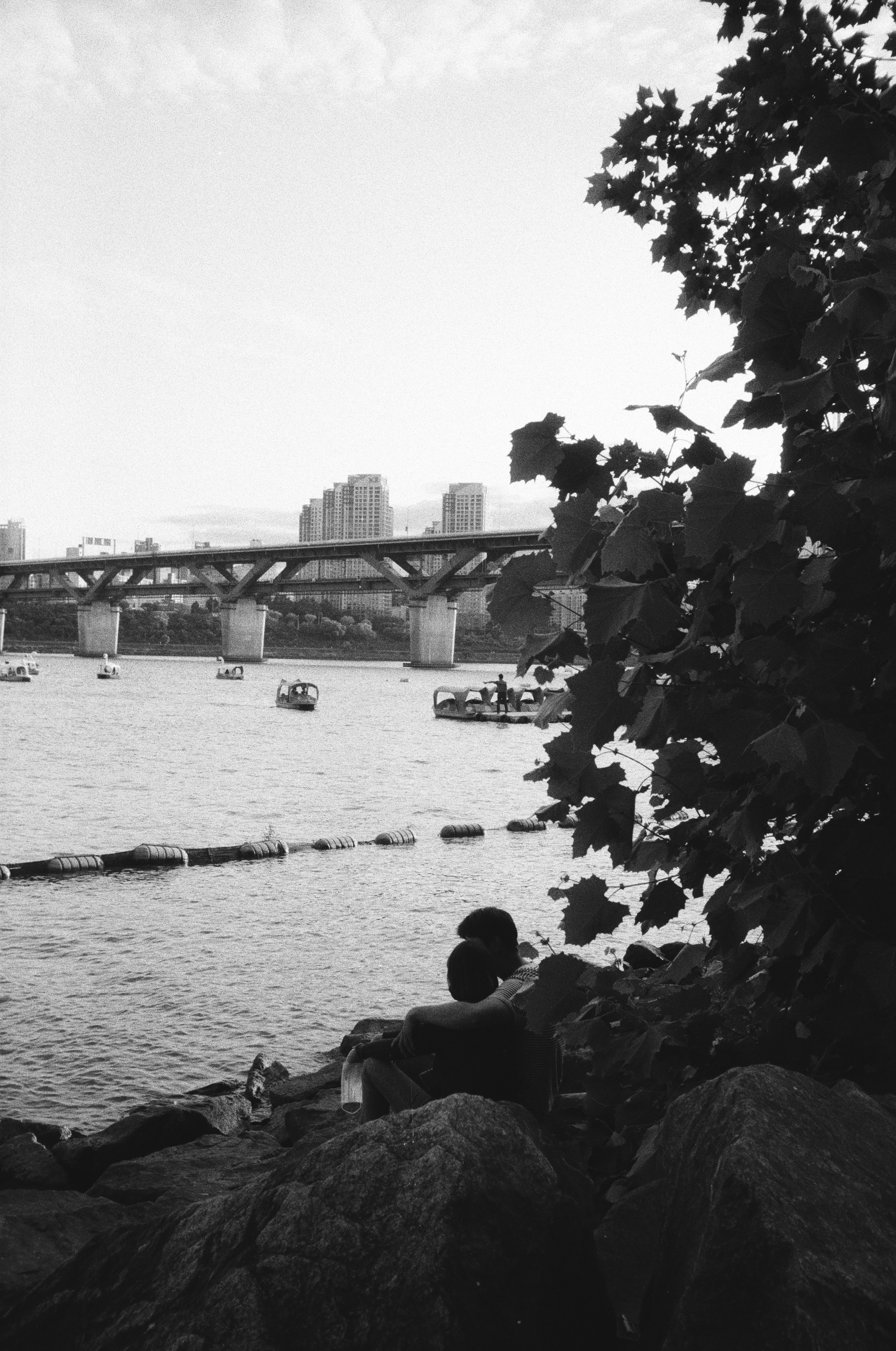 Candid shot of a couple chilling by the Han River in Seoul.