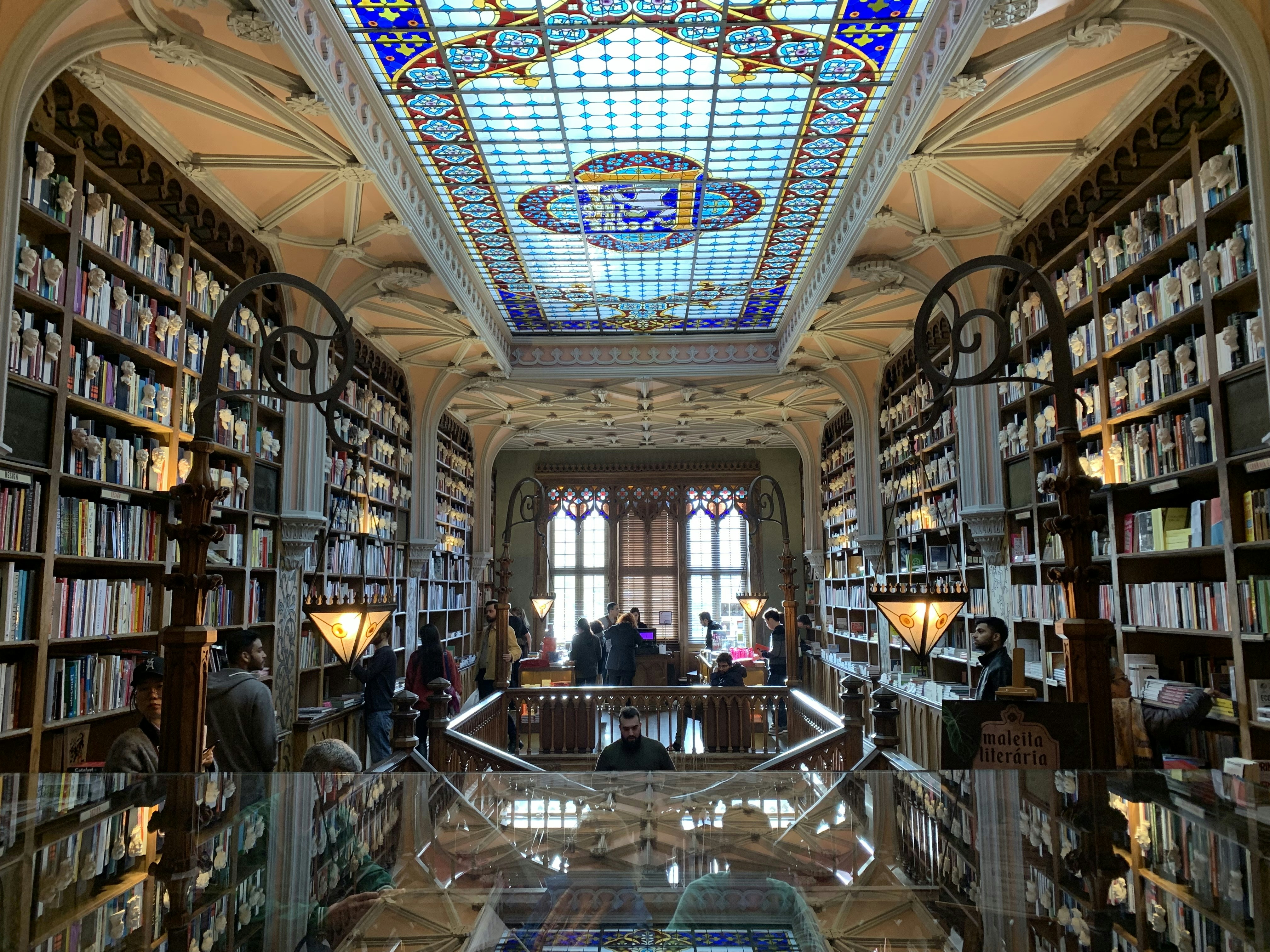 A library filled with lots of books and a skylight photo – Free ...