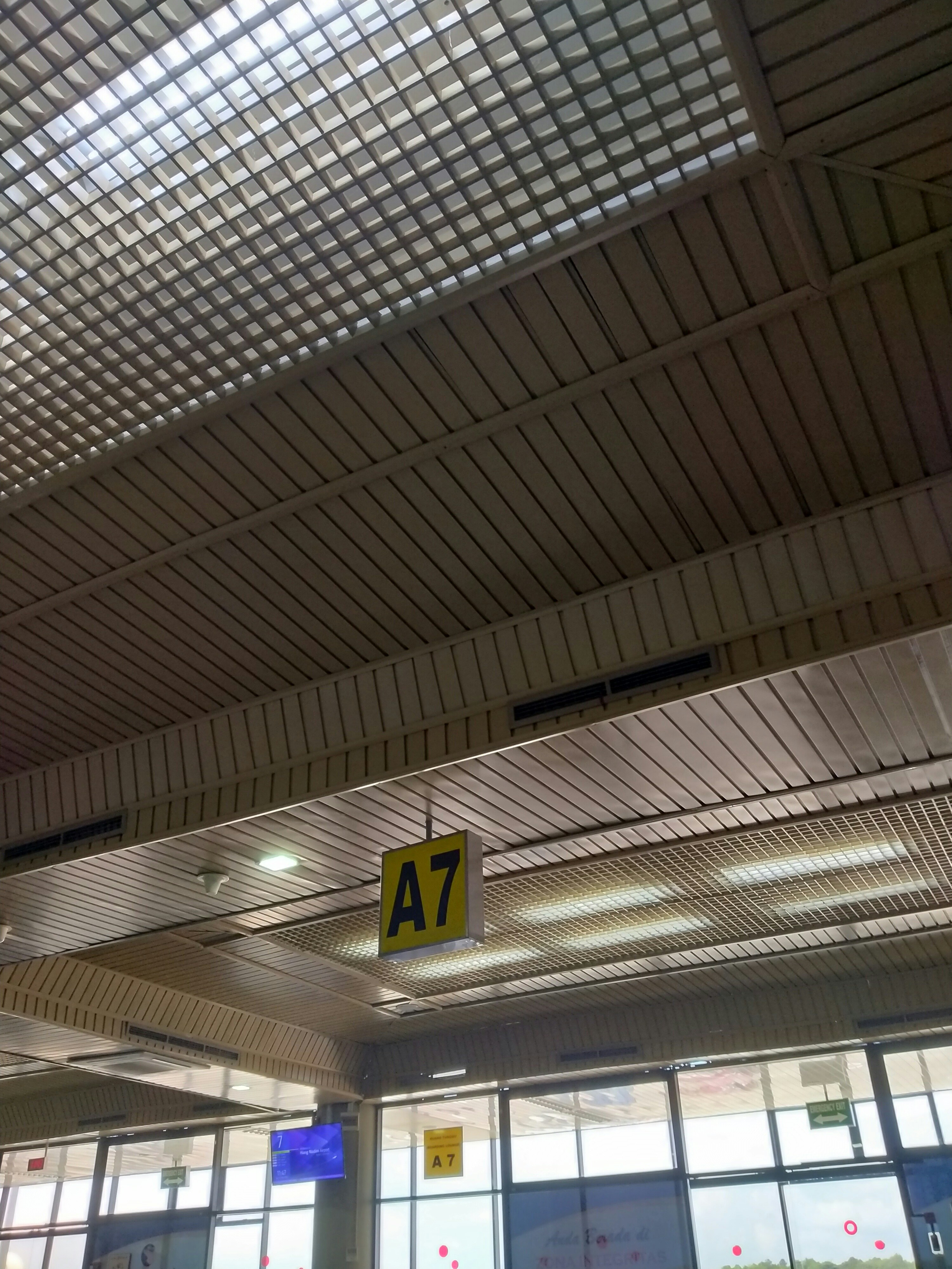 Foto Un letrero colgado del techo de un edificio – Imagen Batam gratis ...