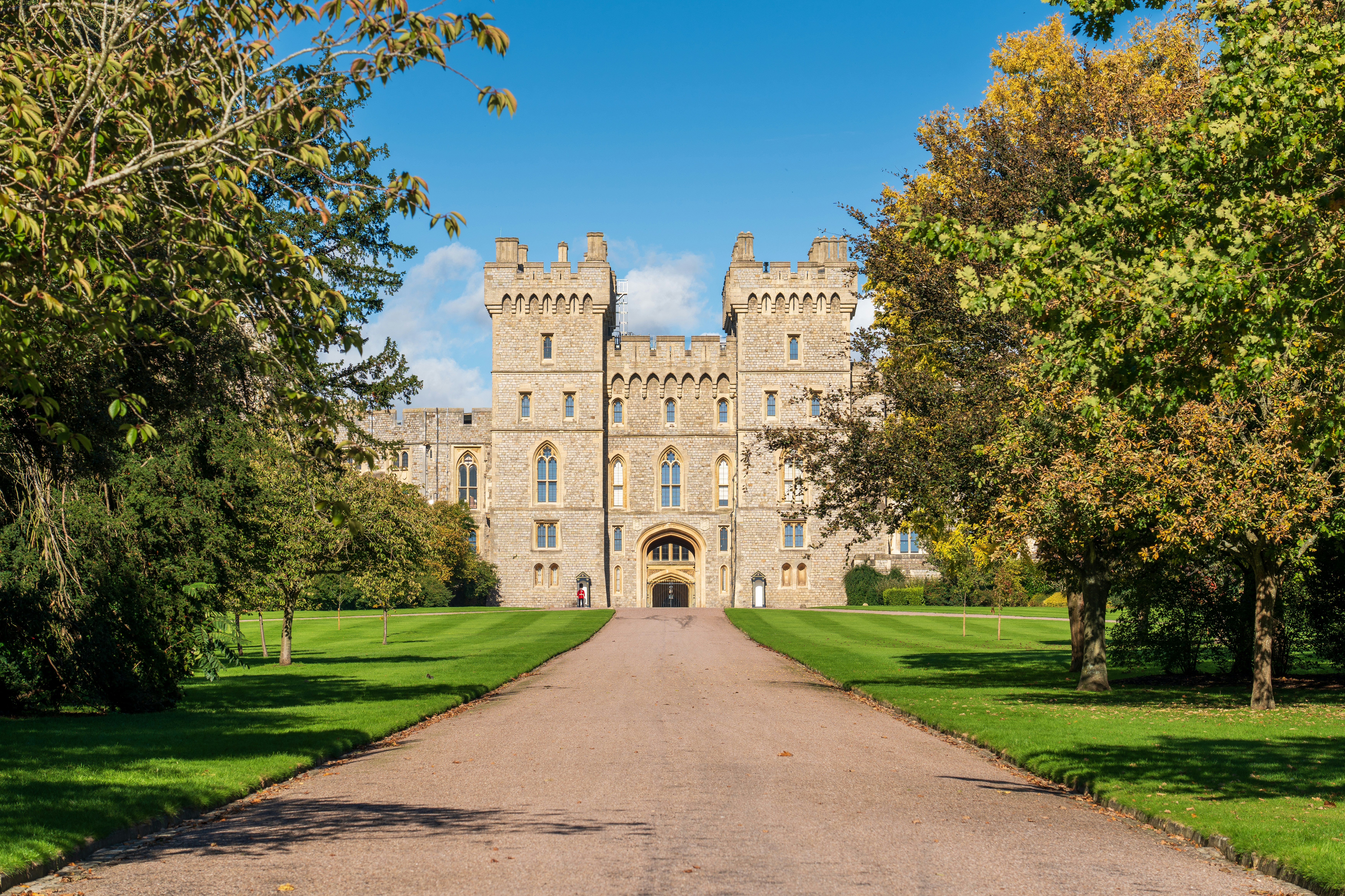 A large castle with a long driveway leading to it photo – Free Windsor ...