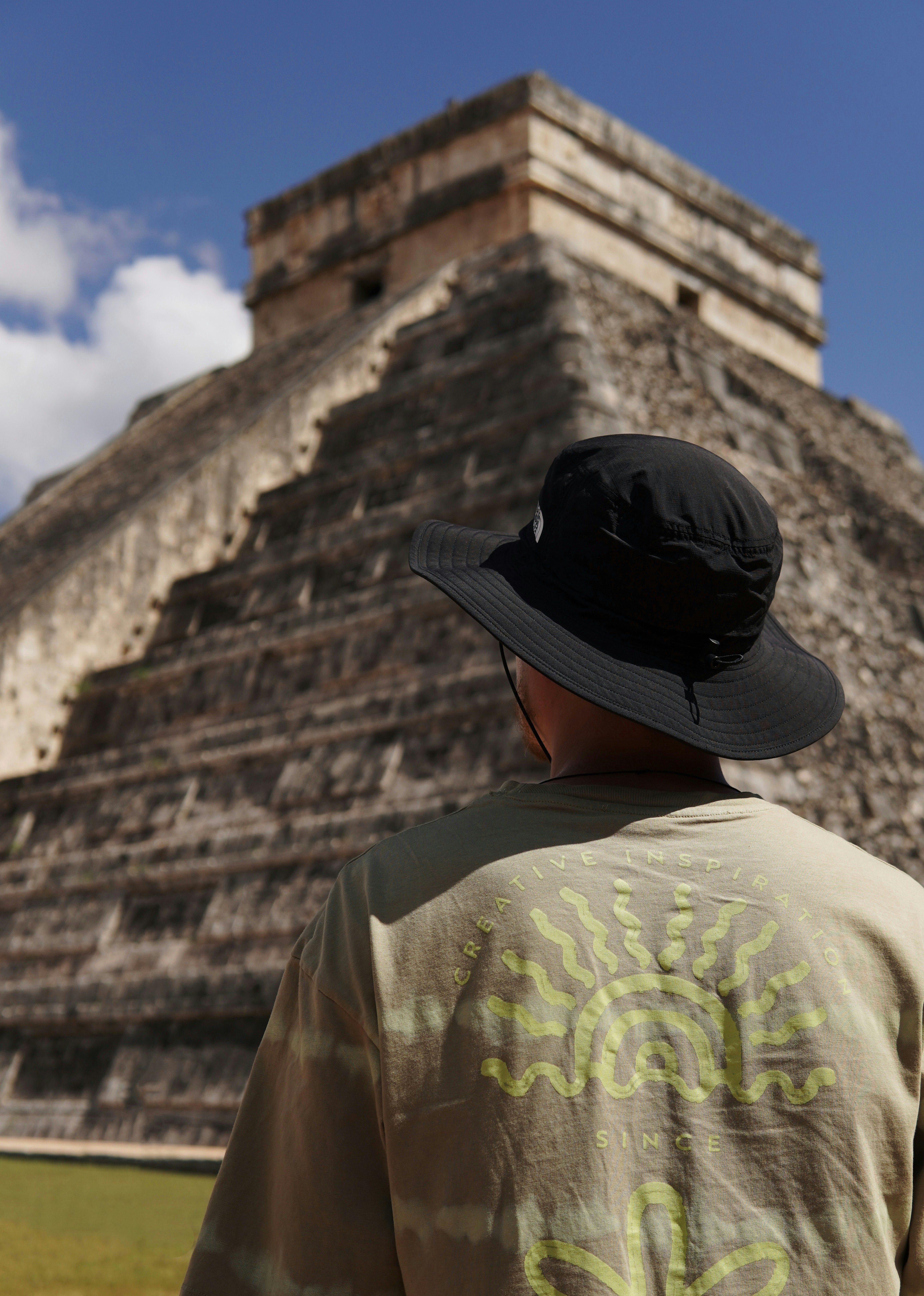 A man wearing a hat standing in front of a pyramid photo – Free Chichén ...