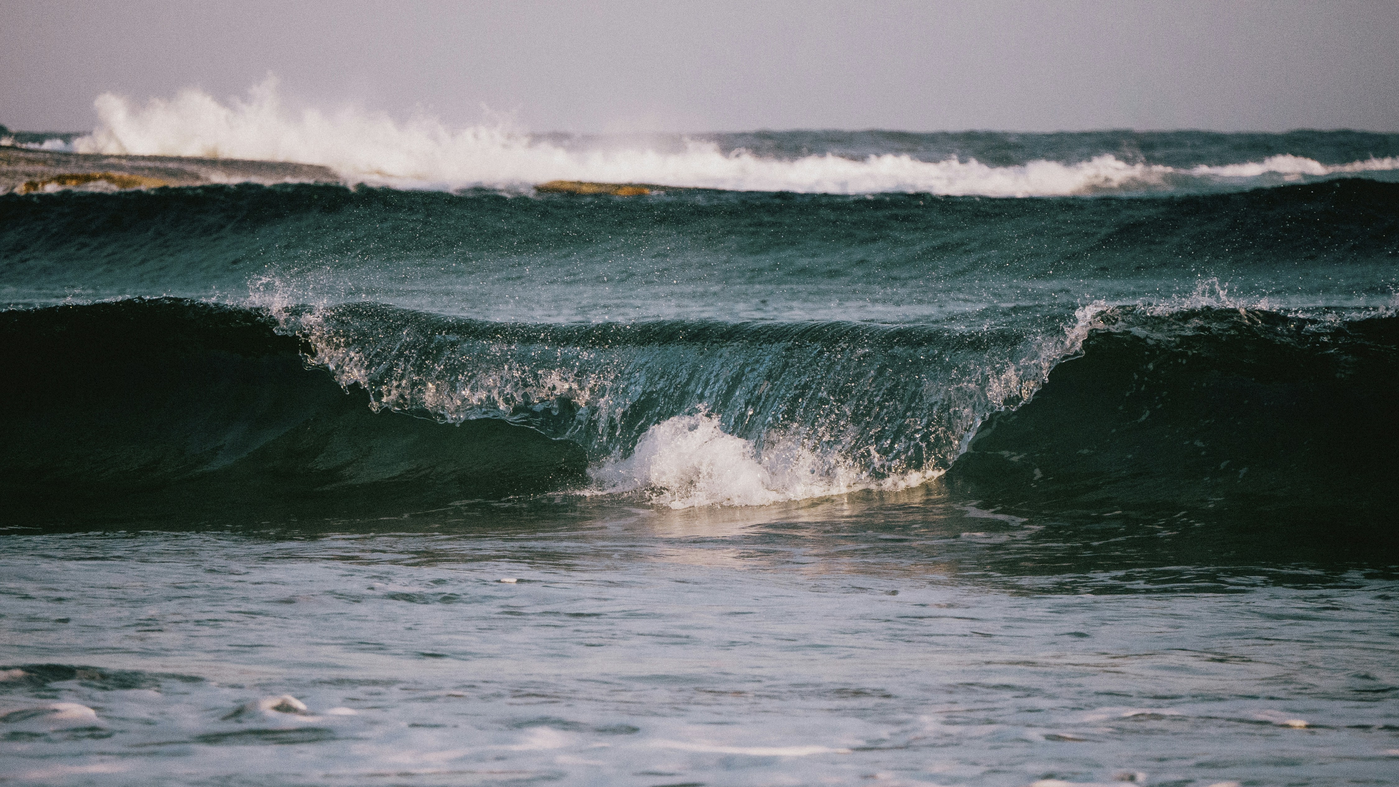 A large wave is coming in to shore photo – Free Beach Image on Unsplash