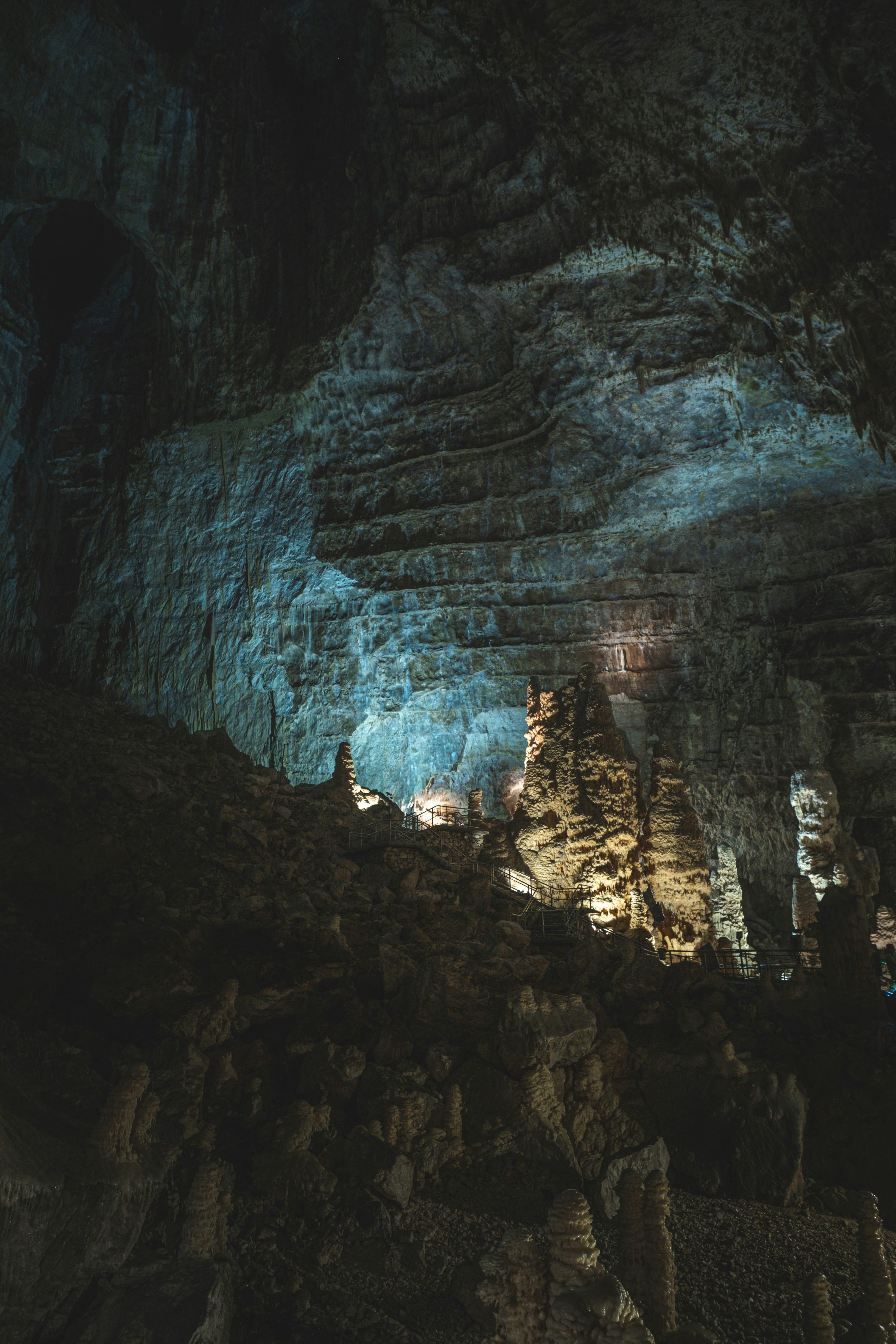 A cave filled with lots of cave like structures photo – Free Outdoors ...