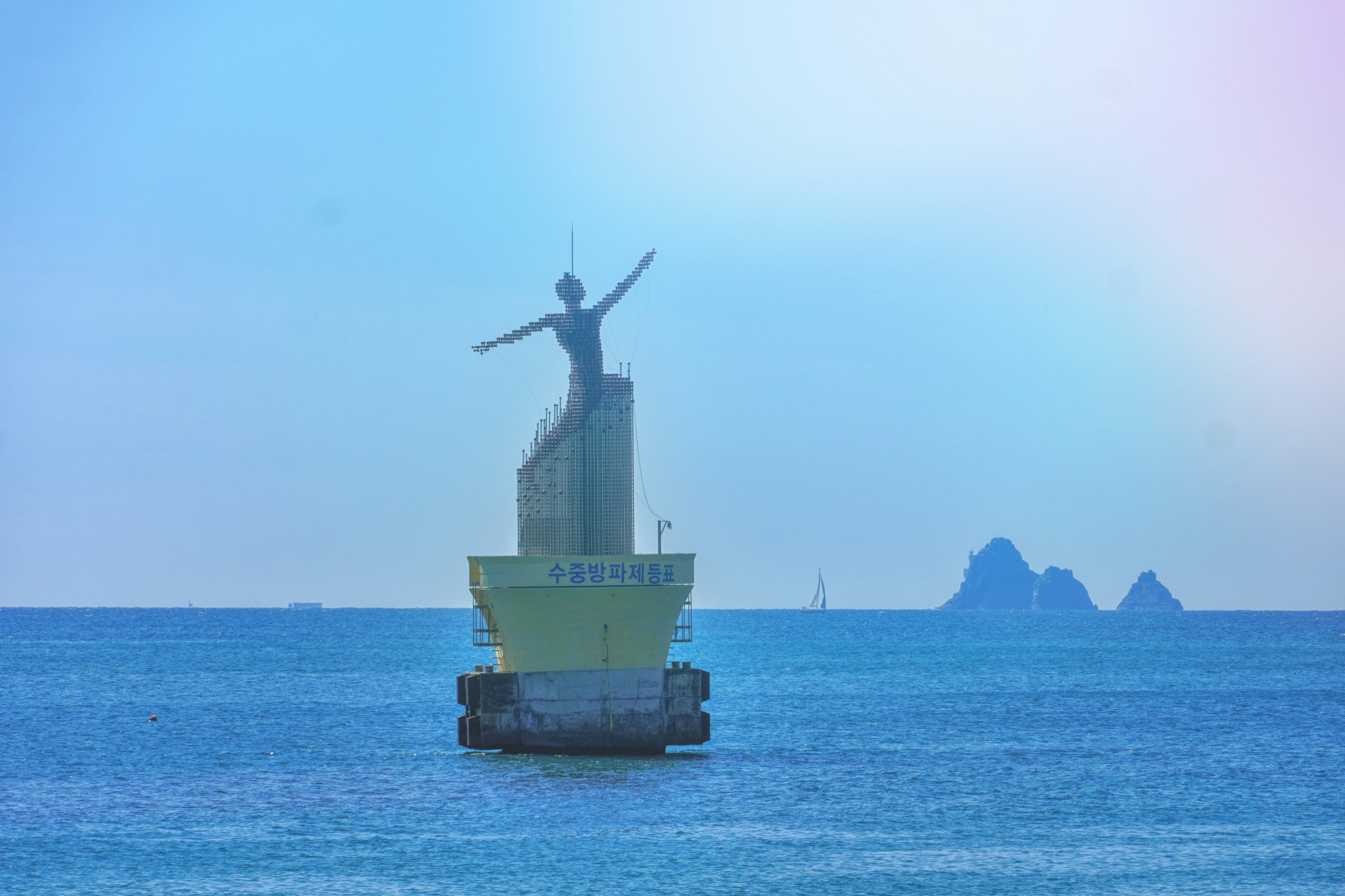 A statue of a man standing on top of a boat in the ocean photo – Free ...