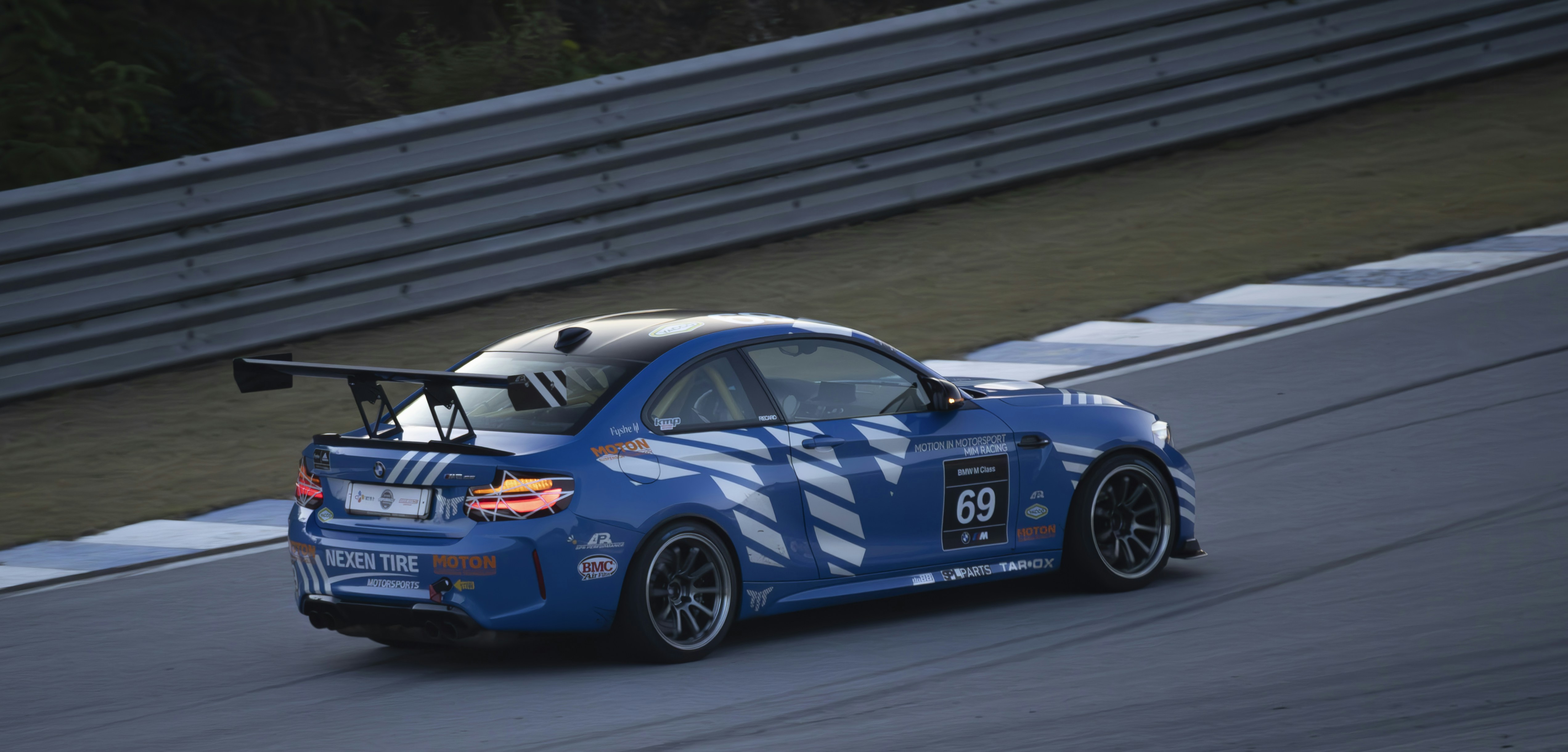 A blue car driving down a race track photo – Free Bmw Image on Unsplash