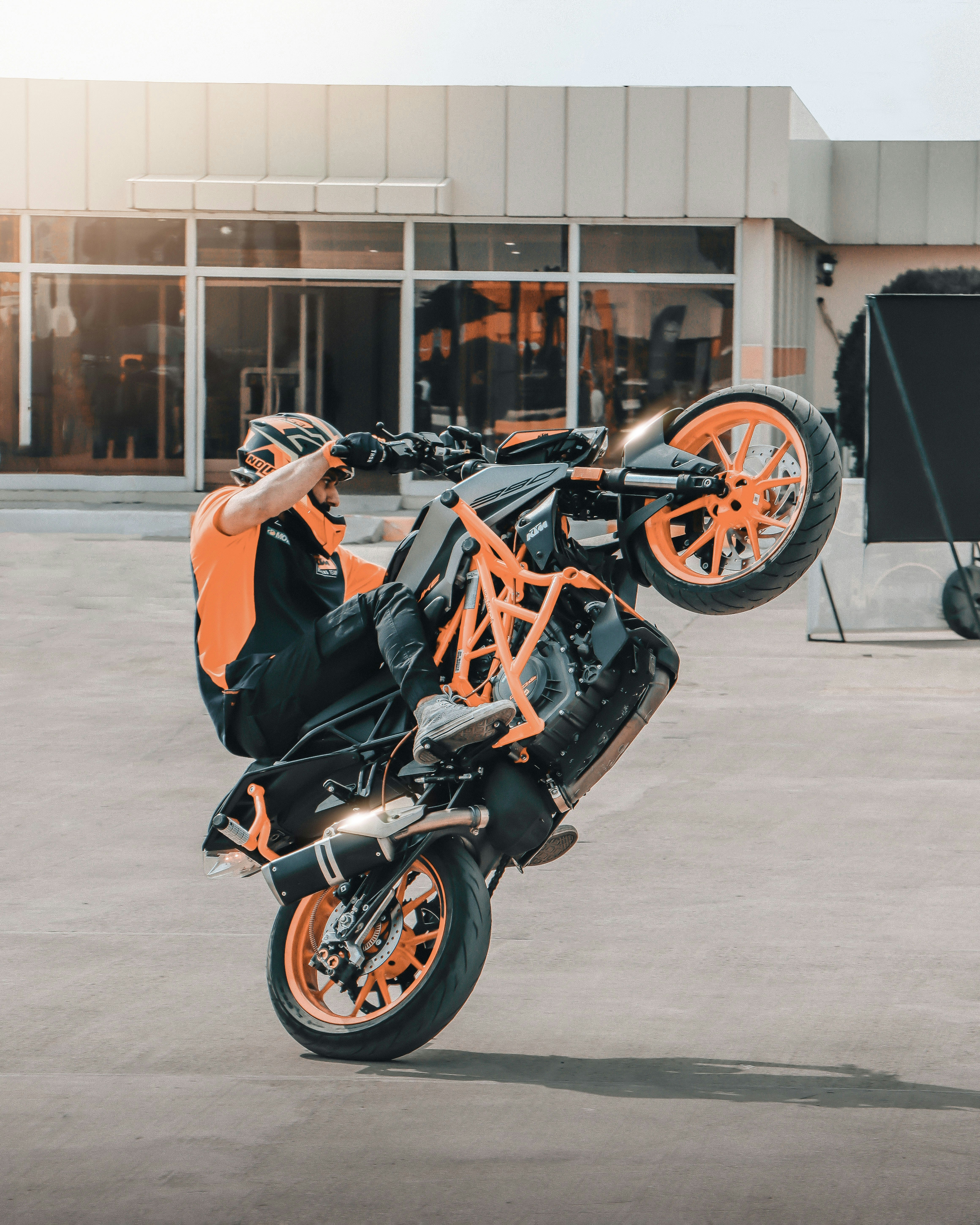 A person doing a trick on a motorcycle photo – Free Man Image on Unsplash