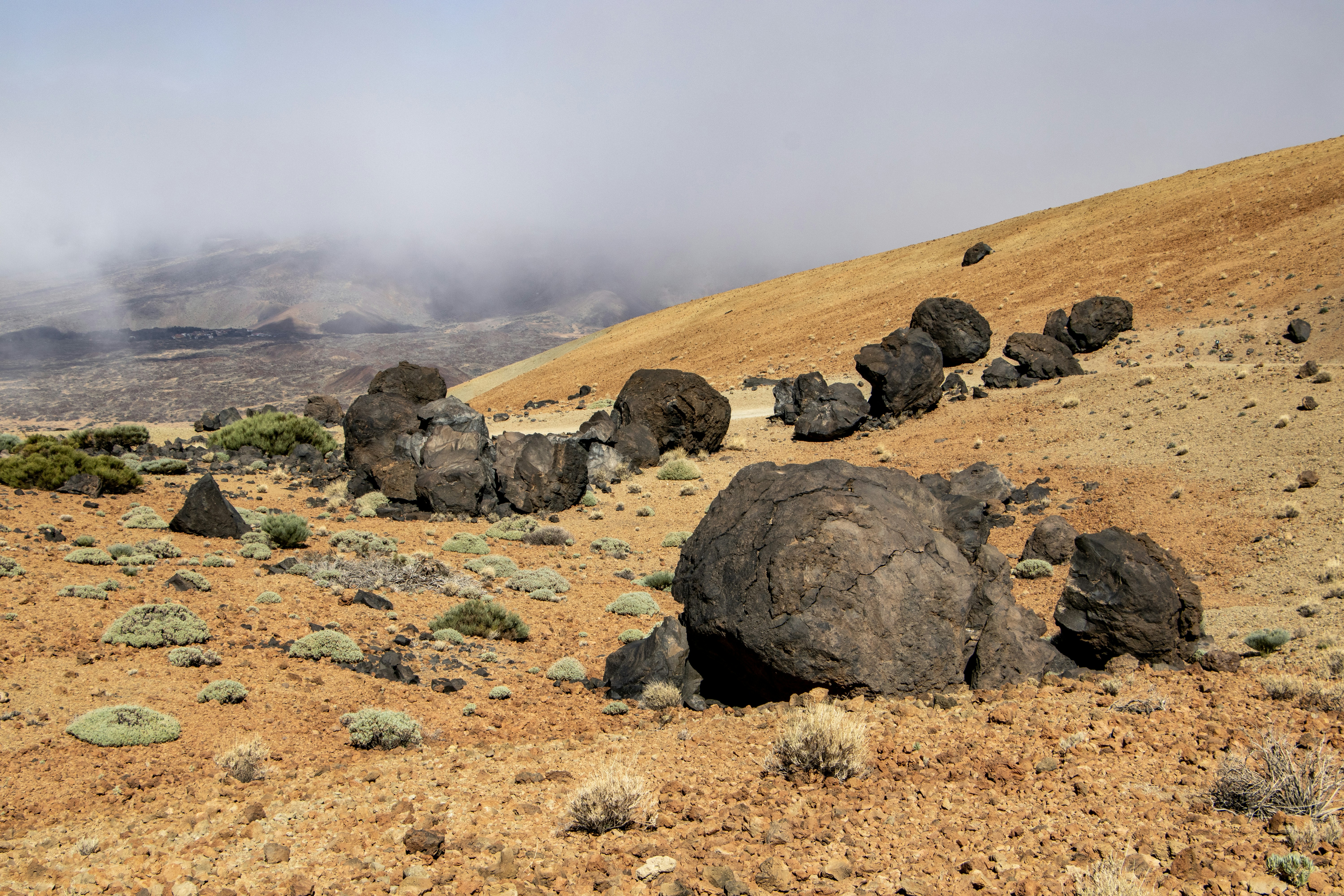 Una gran formación rocosa en medio de un desierto foto – Imagen de Roca ...