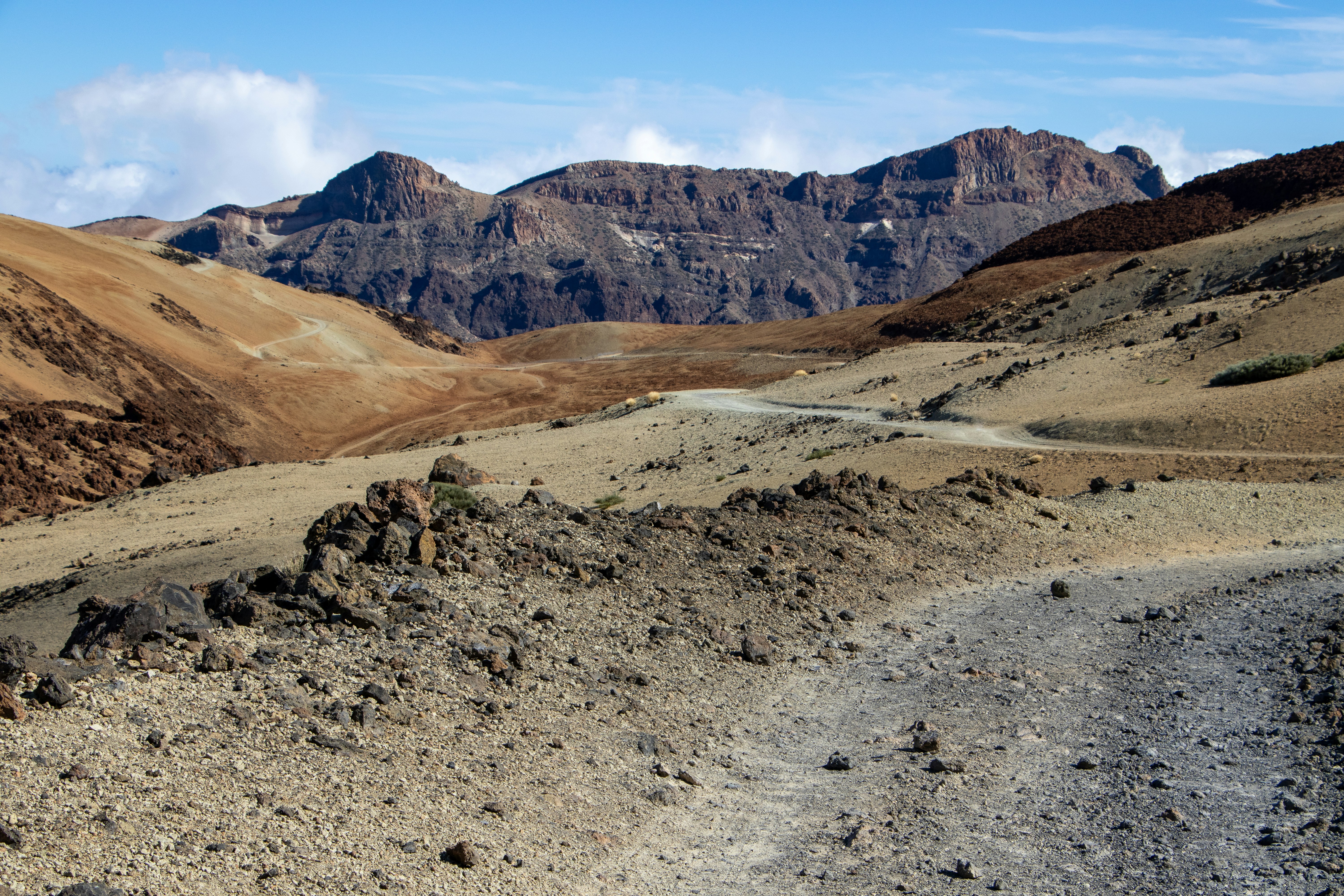 Un chemin de terre au milieu d’une chaîne de montagnes photo – Photo ...