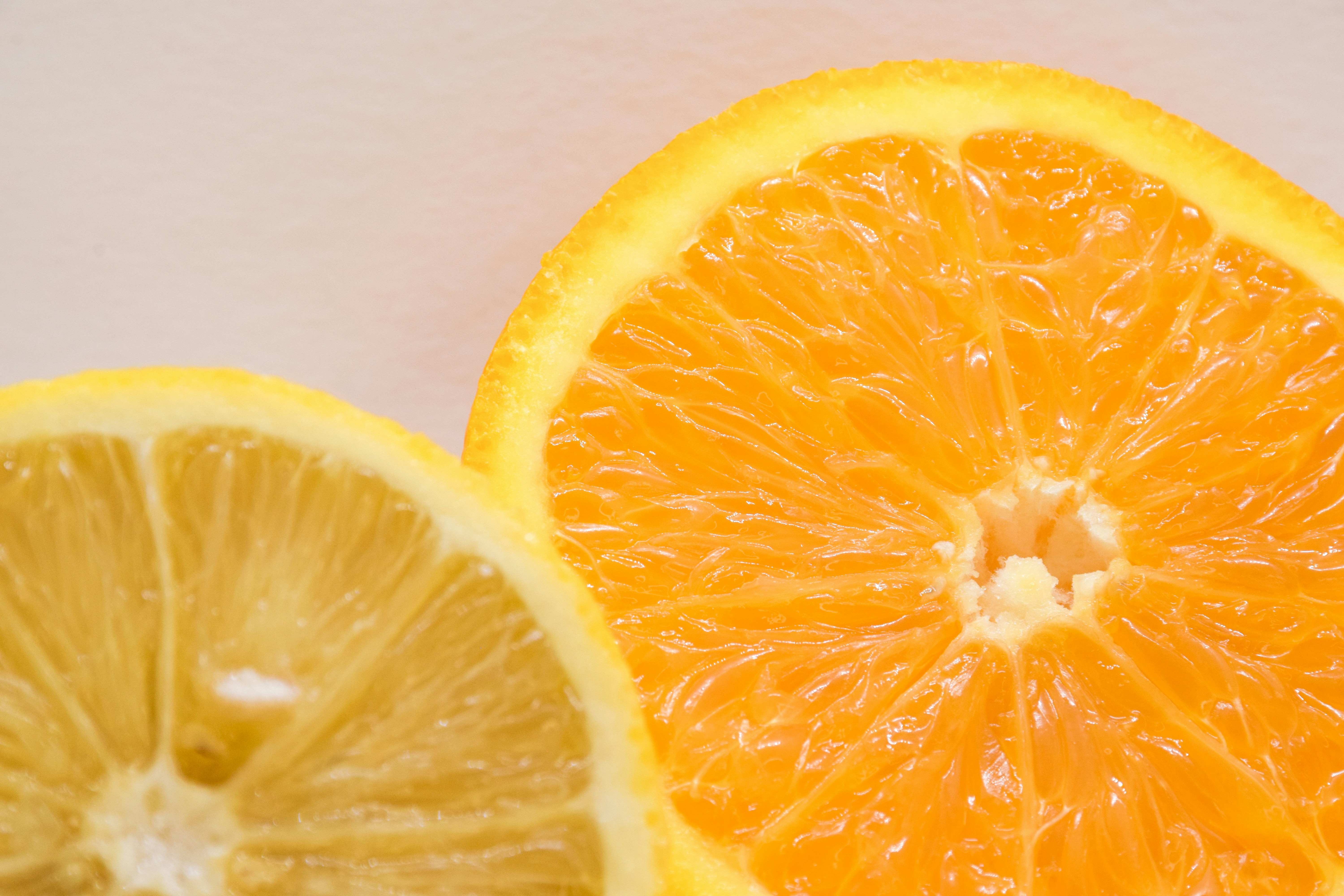 Deux oranges coupées en deux assises l’une à côté de l’autre photo ...