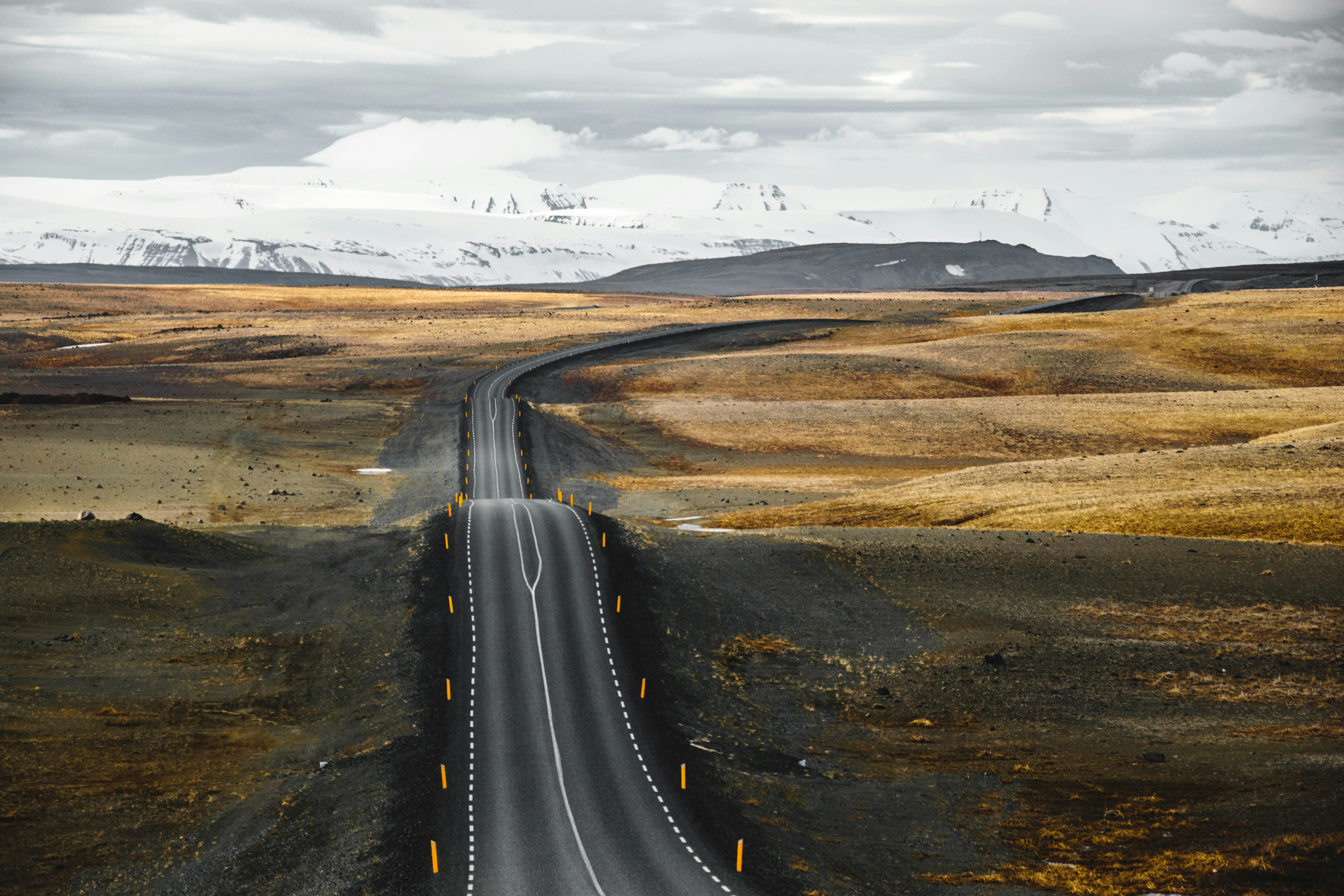 Une longue route droite au milieu de nulle part photo – Photo Islande ...