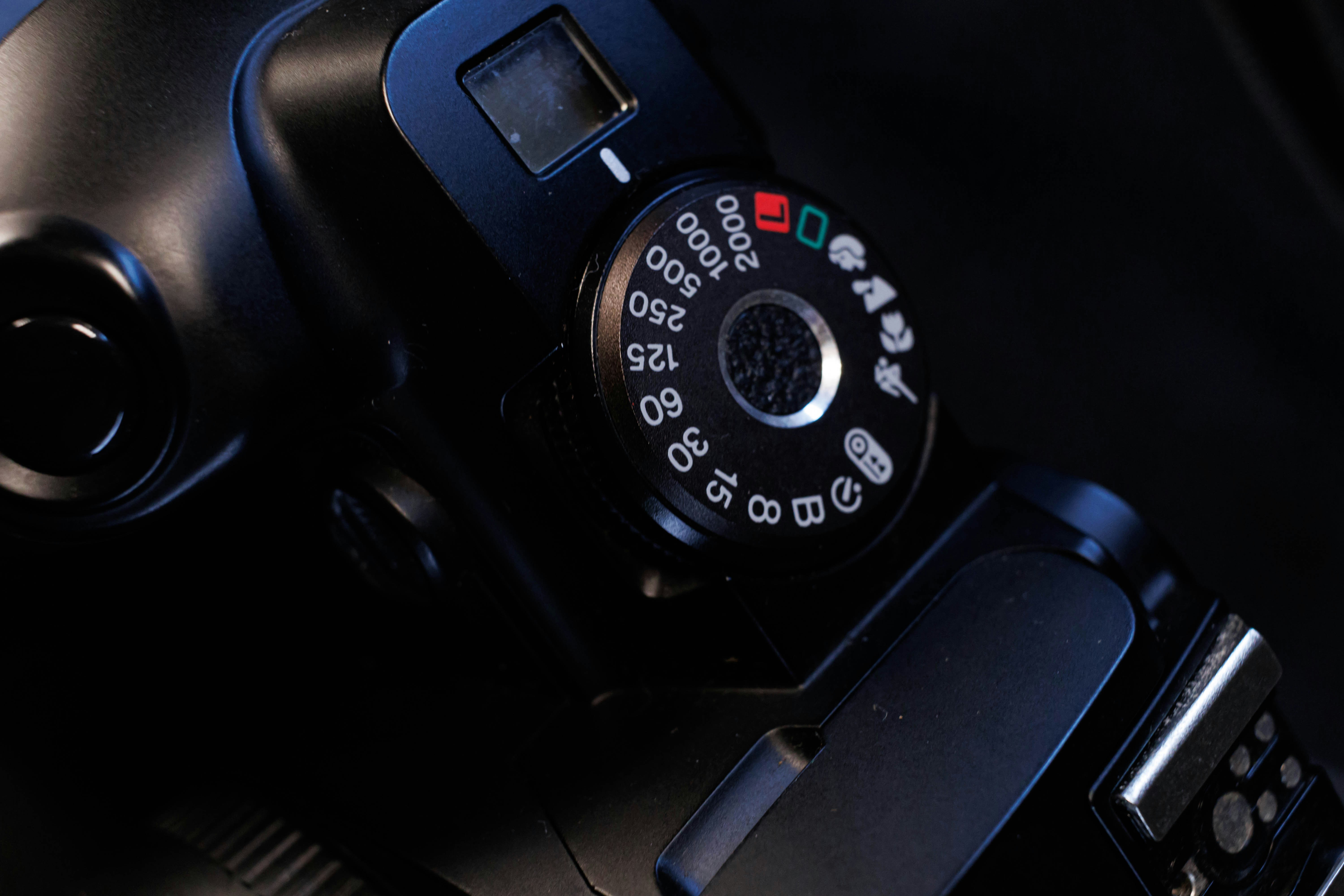 Close-up of the Canon EOS R10 control dial, showcasing settings and features for photography enthusiasts.