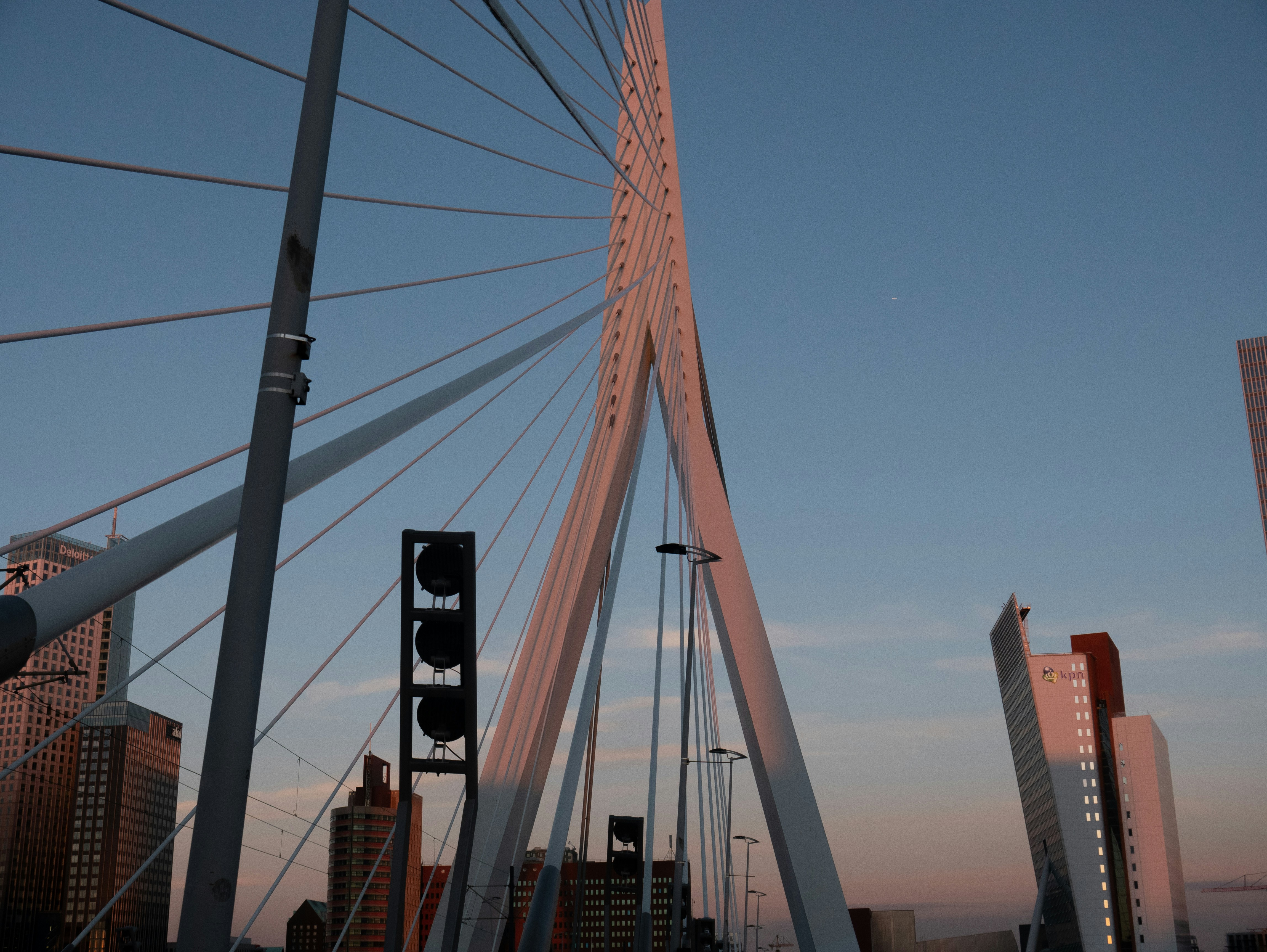 Un feu de circulation sur un poteau devant un pont photo – Photo Ville ...
