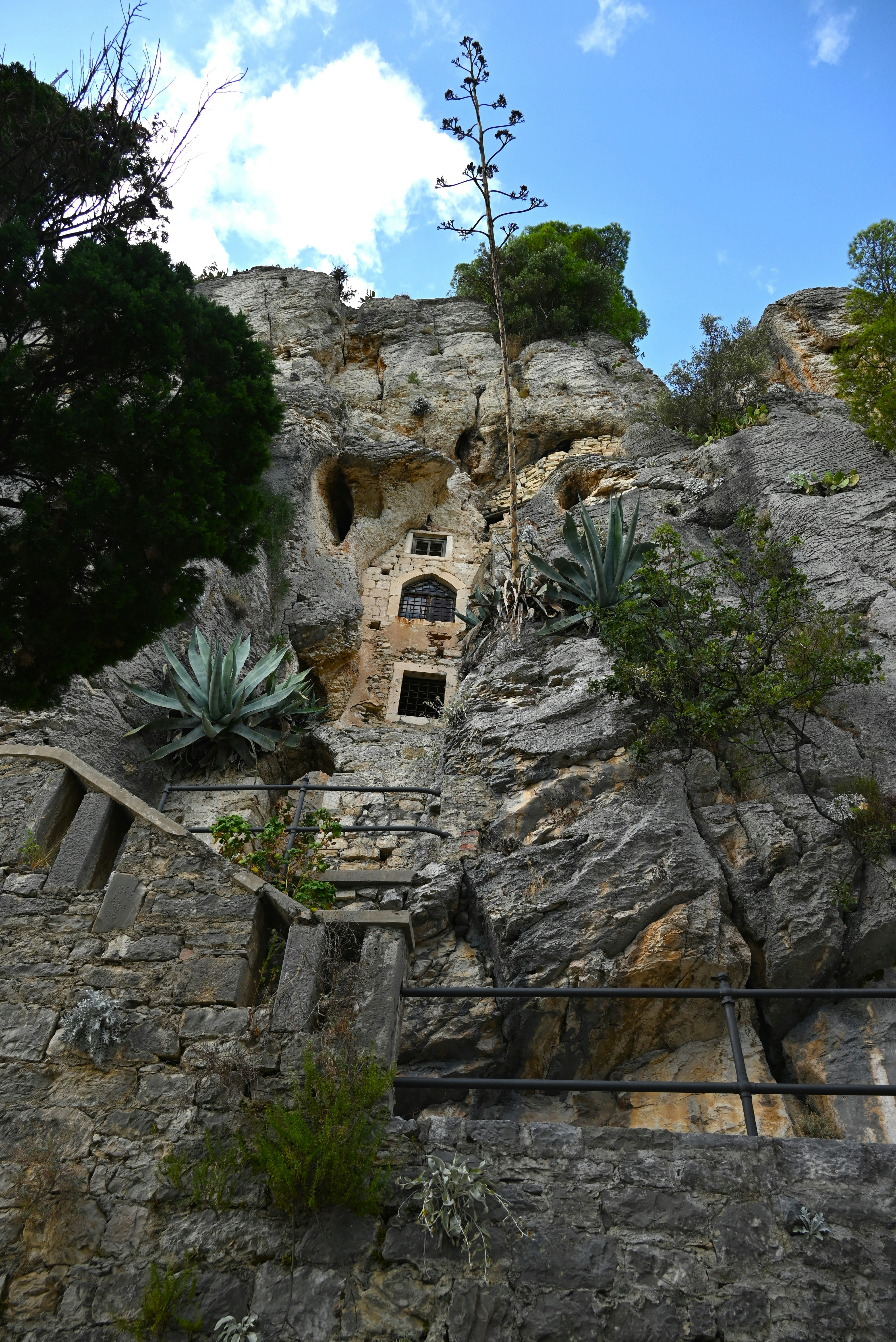 Une maison en pierre construite sur le flanc d’une montagne photo ...