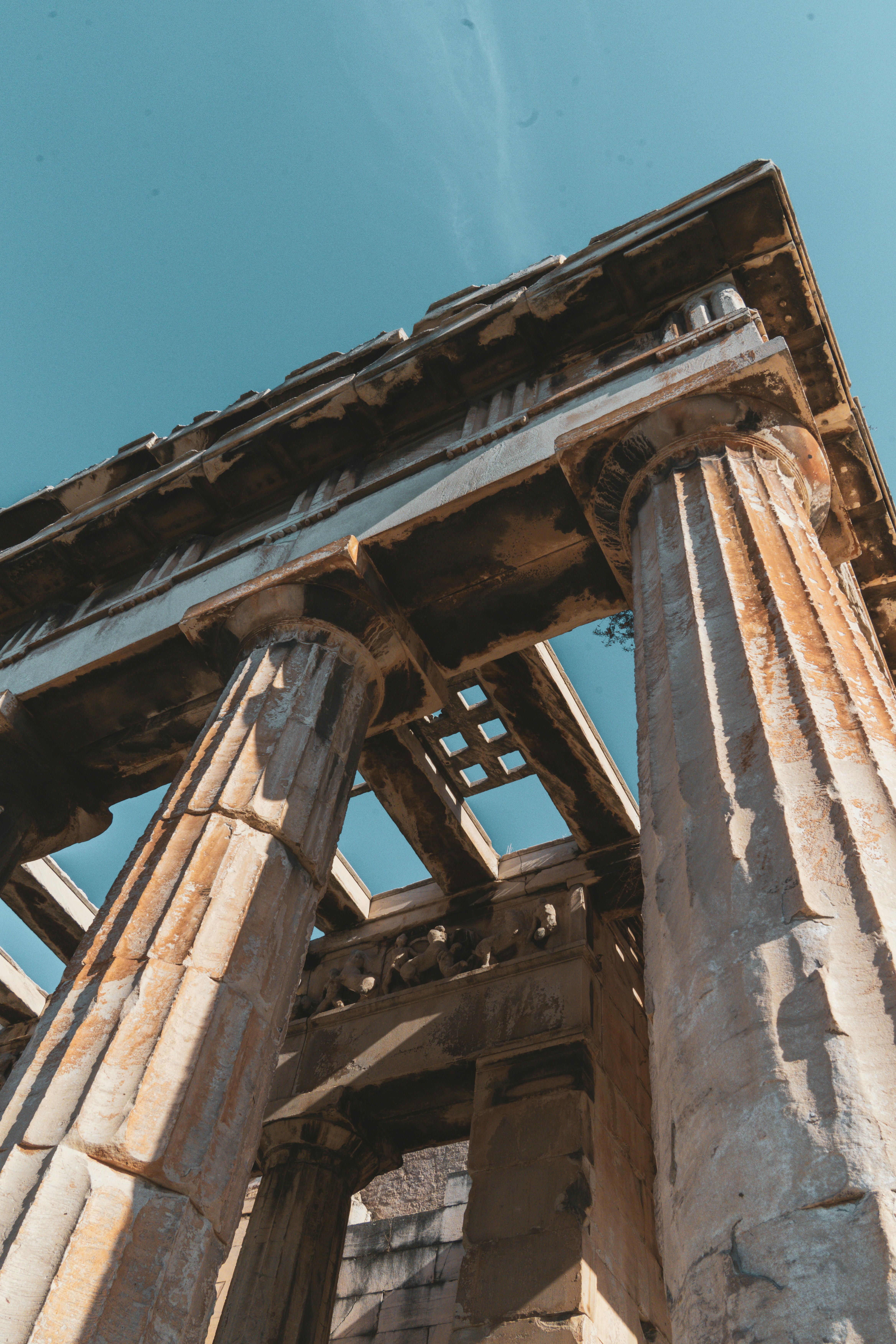 A tall stone structure with a sky in the background photo – Free ...