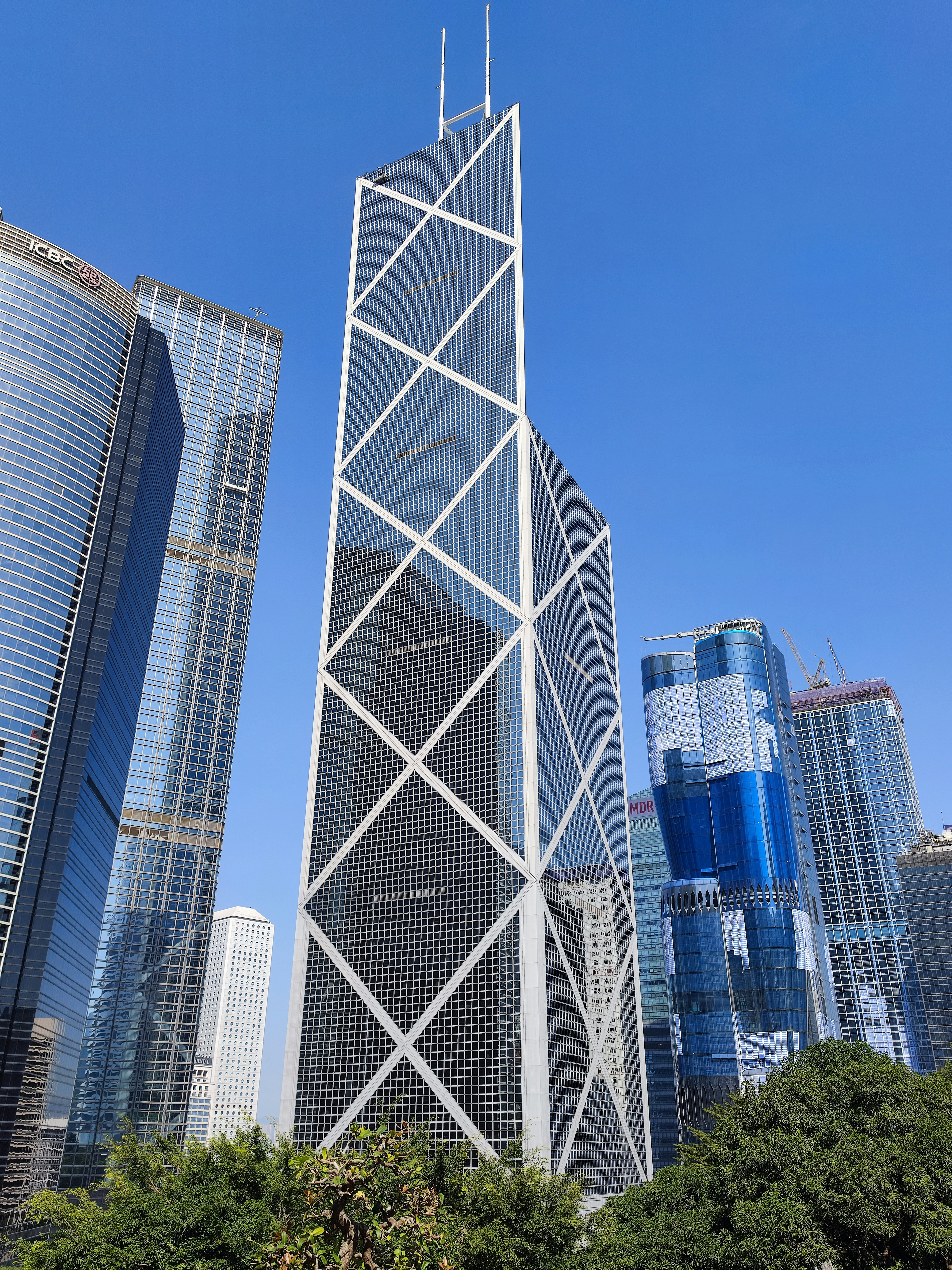 Un très grand bâtiment au milieu d’une ville photo – Photo 中银大厦 ...