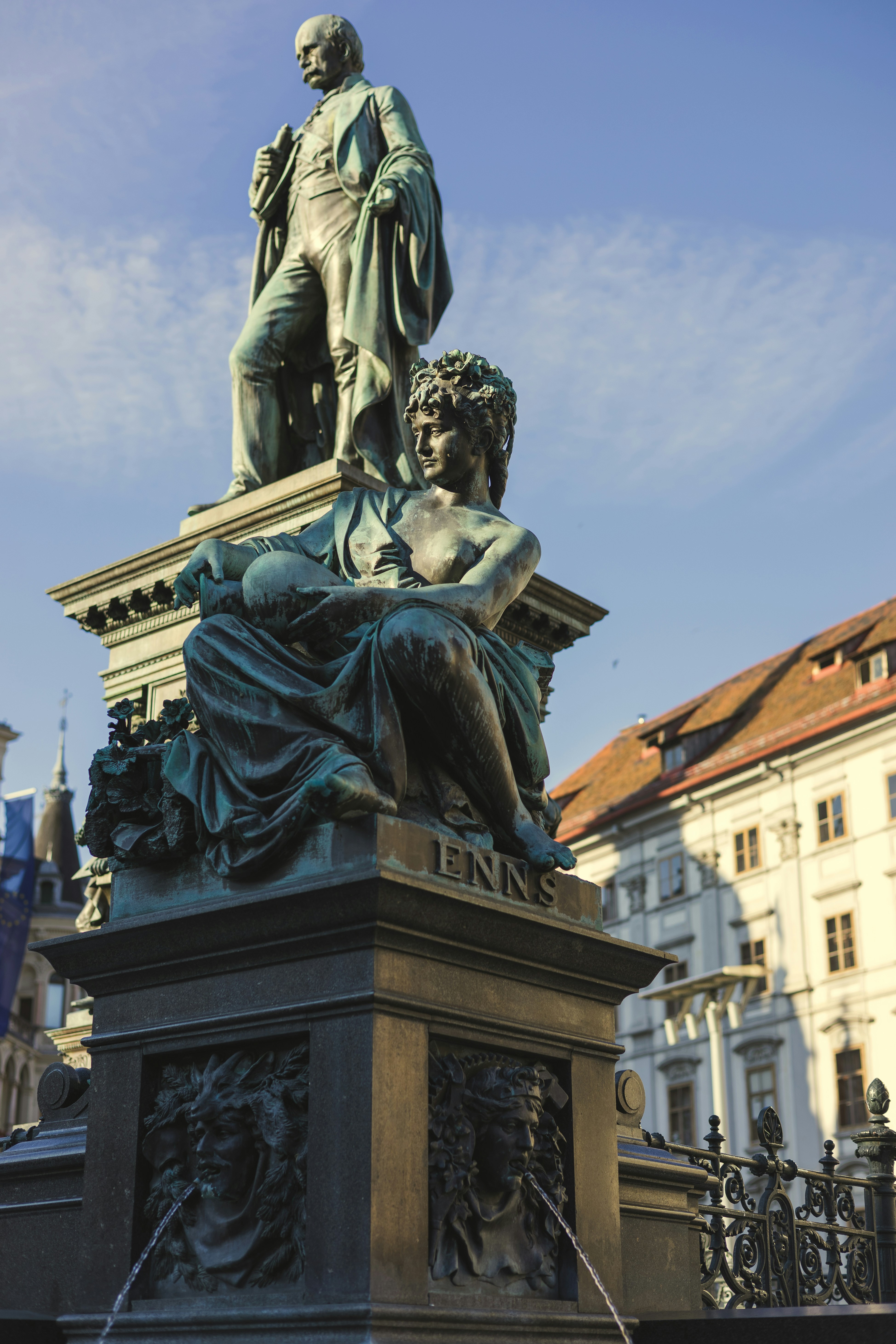 Une statue d’un homme assis au sommet d’une statue photo – Photo ...