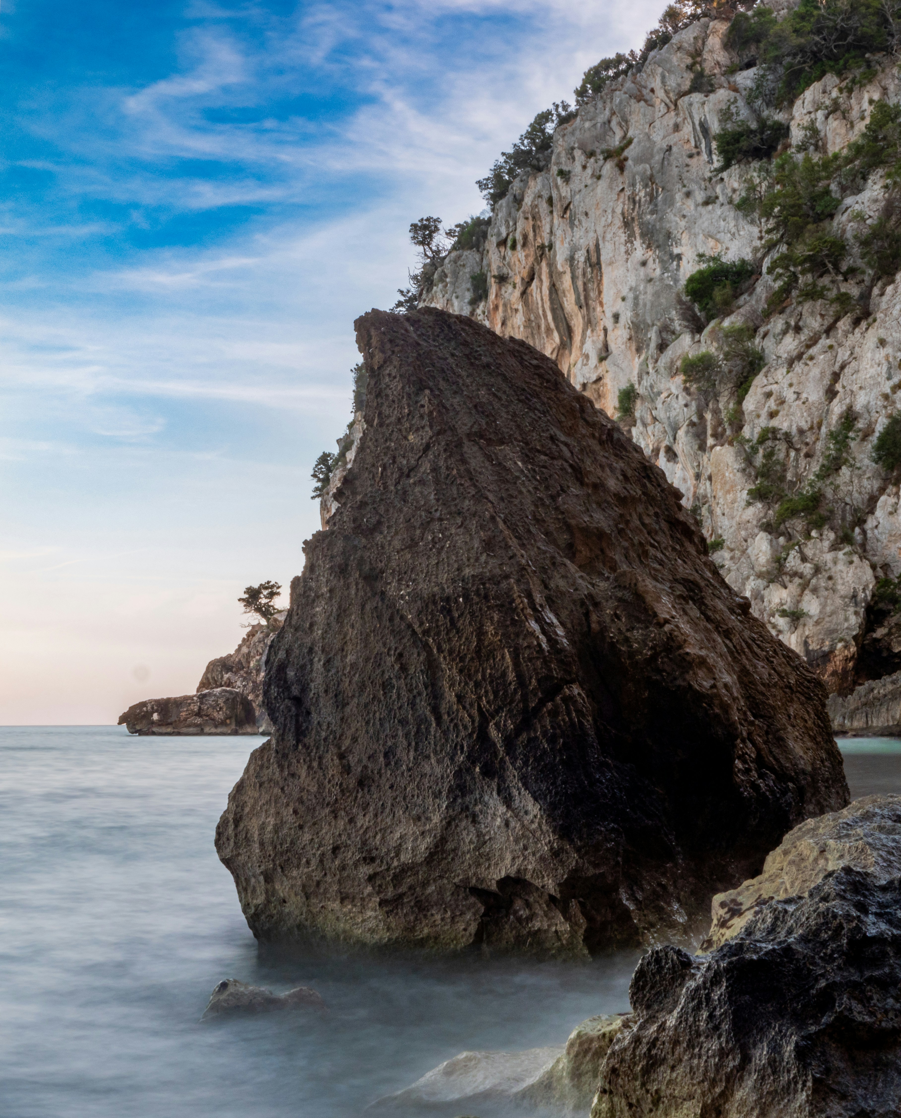 Un gros rocher sortant de l’océan photo – Photo Nuoro Gratuite sur Unsplash