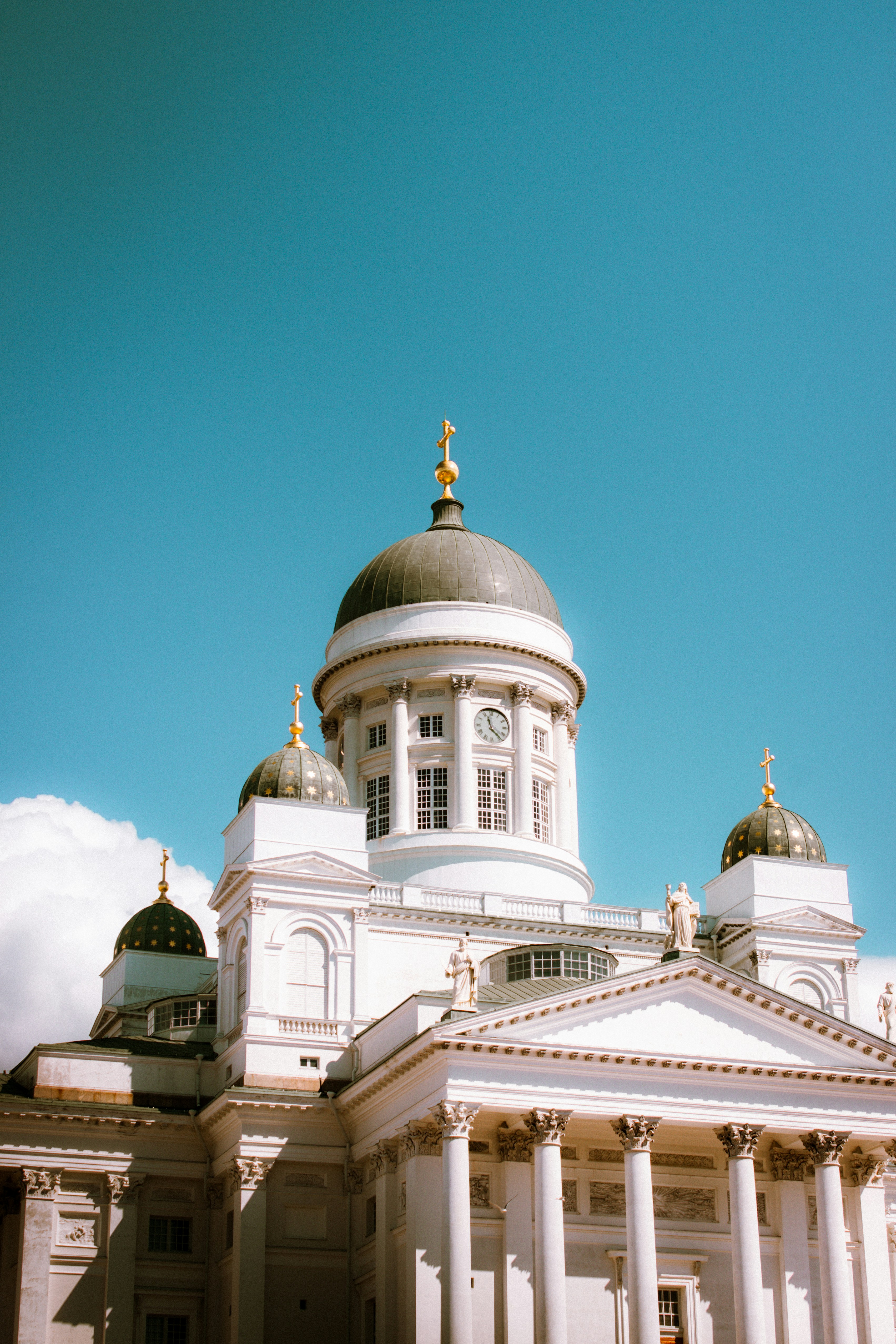 Dome Framed by Azure Sky: A White Neoclassical Cathedral