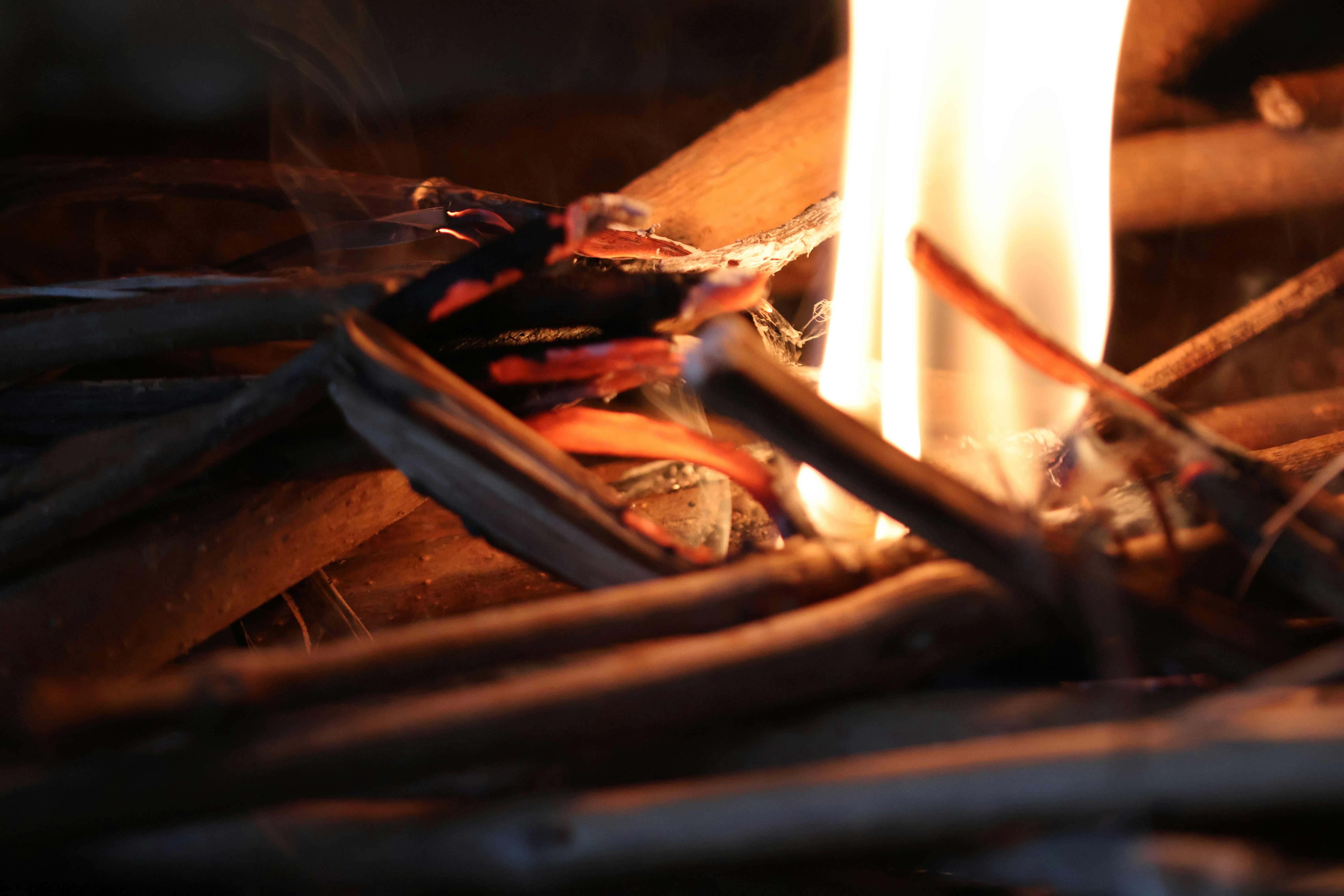 Un primer plano de un fuego ardiendo en una chimenea foto – Imagen de ...